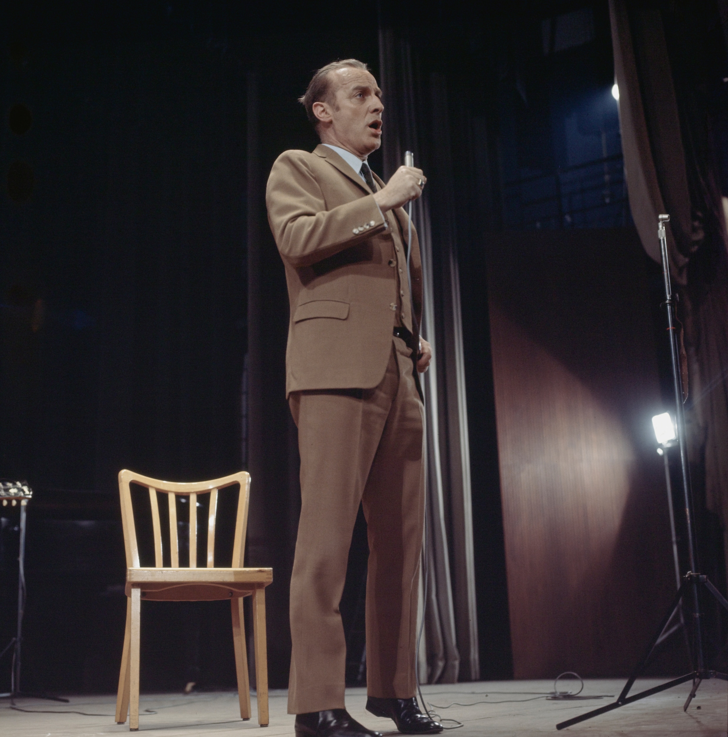 Cabaretier Wim Sonneveld: zwelgen in nostalgie of moeten we 50 jaar na ...