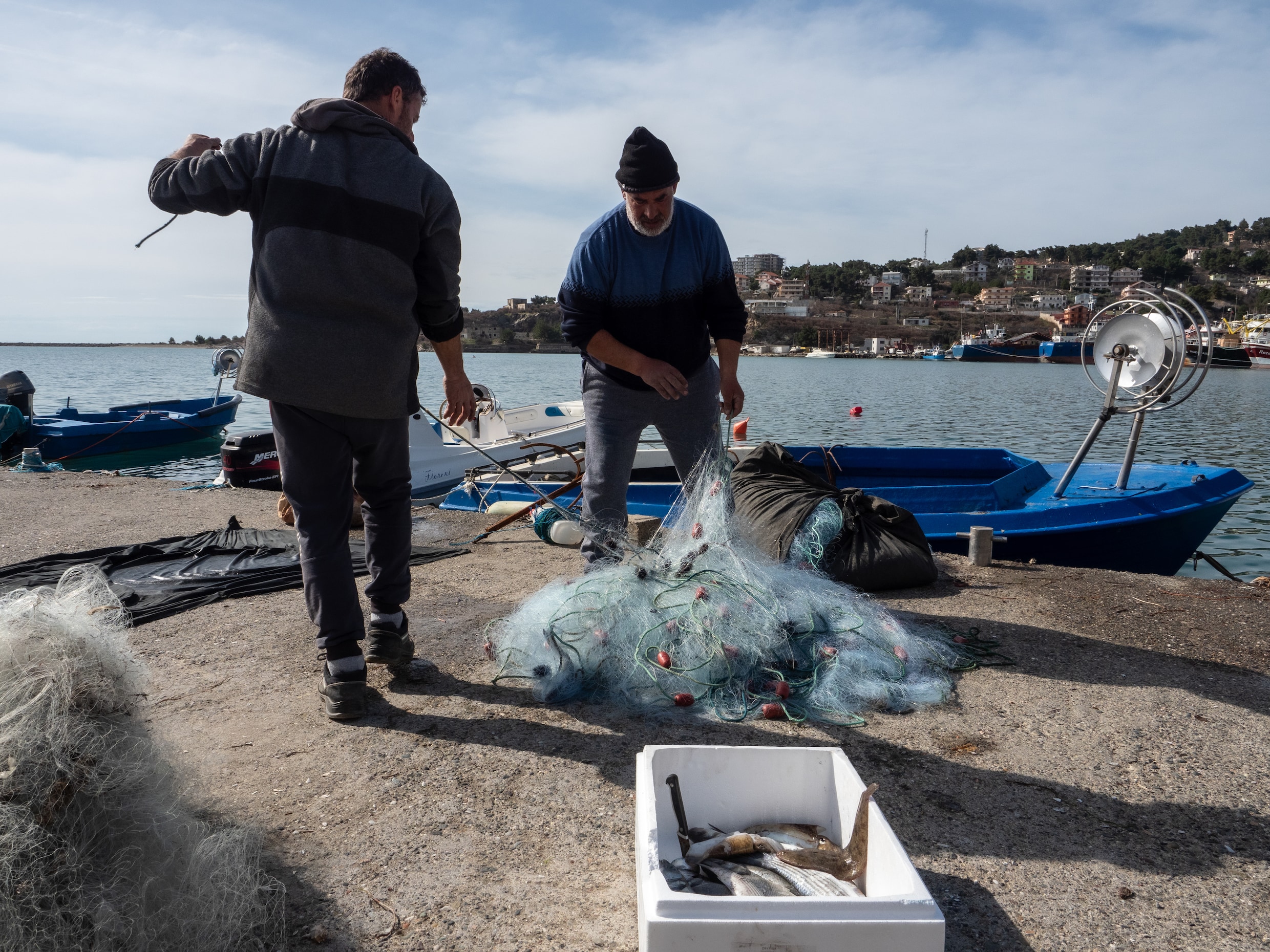 Op weg naar Italië moeten migranten hier in Albanië wachten | de Volkskrant