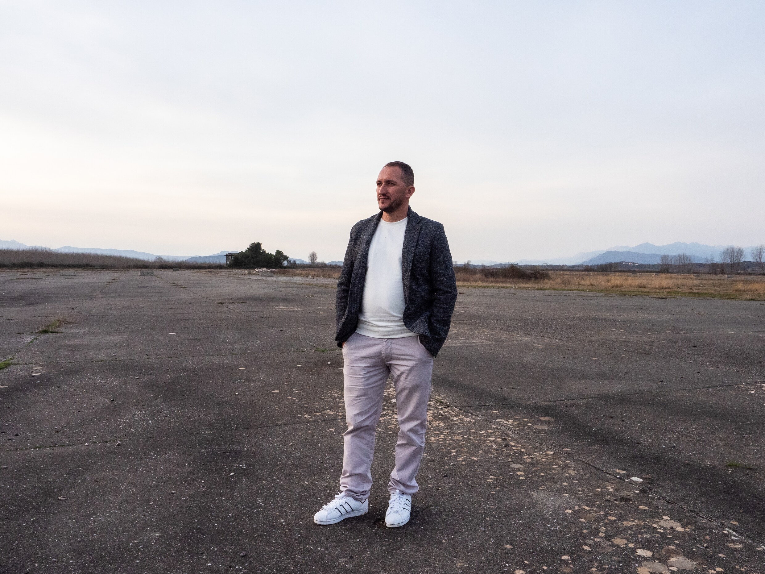 Op weg naar Italië moeten migranten hier in Albanië wachten | de Volkskrant