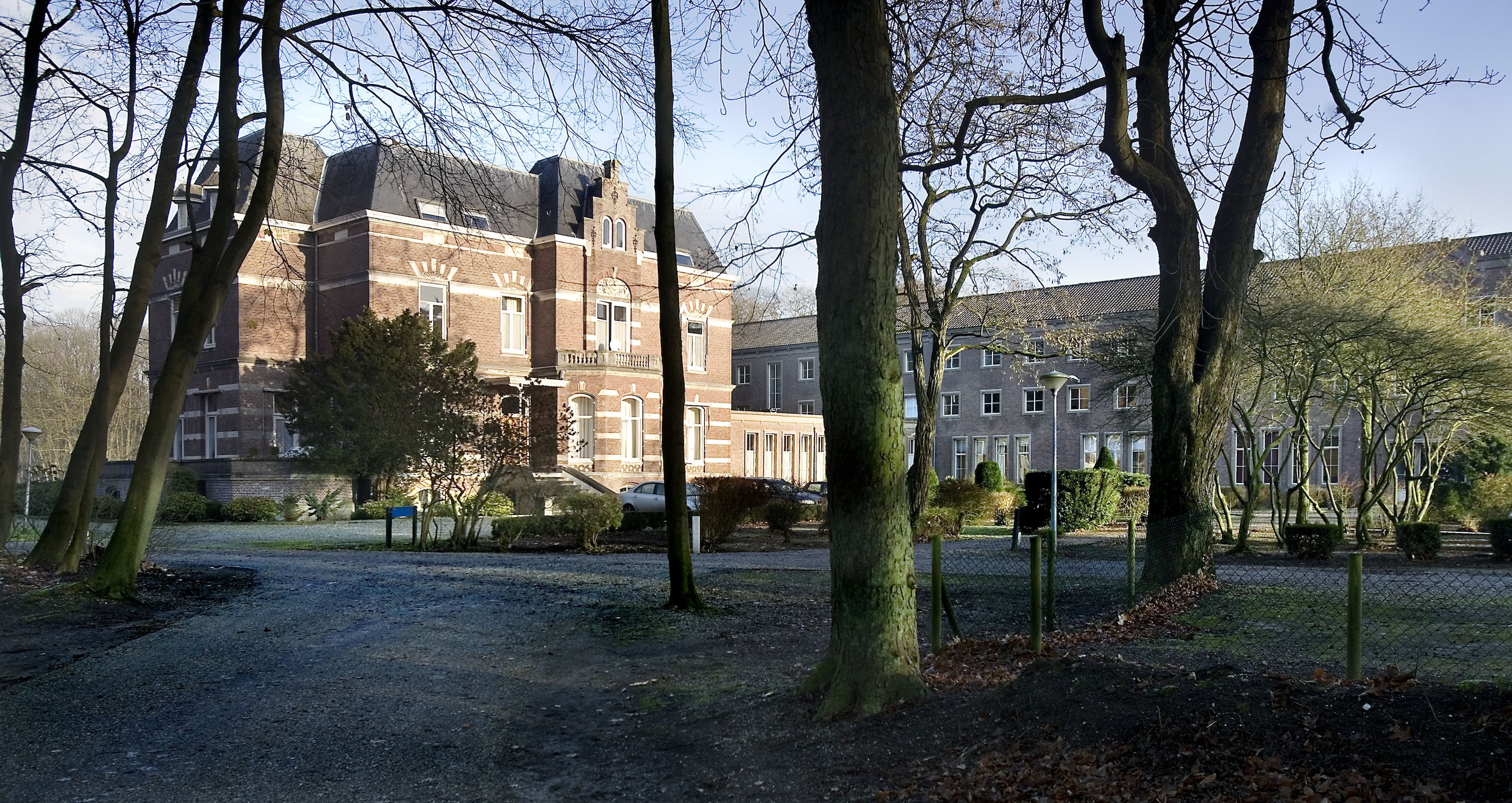 Kerken met geldtekort verkopen hun akkers en landgoederen aan de ...