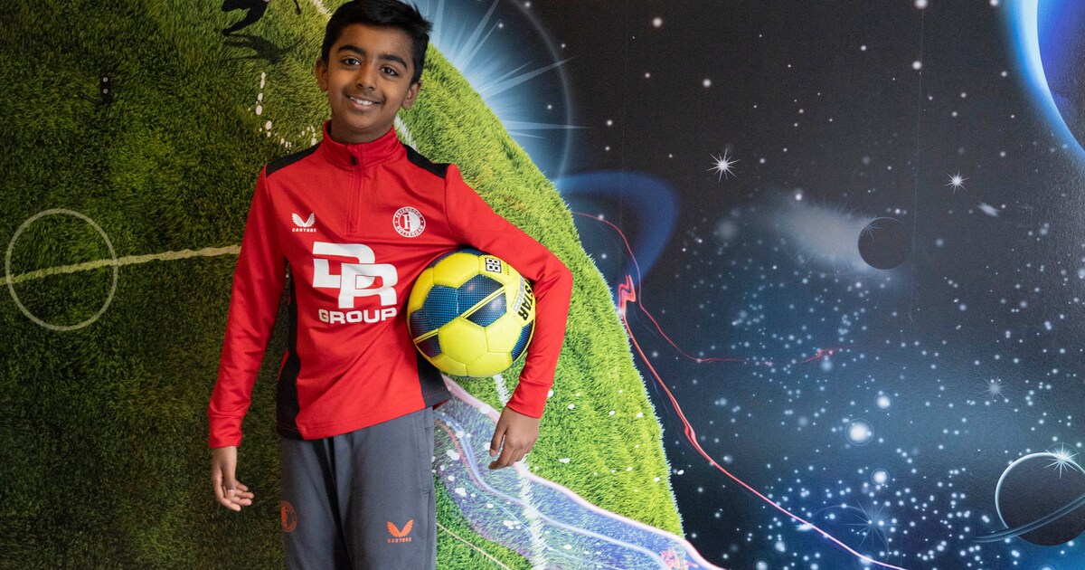‘Ik houd van voetbalkleding, ik draag het ook naar school’ | de Volkskrant