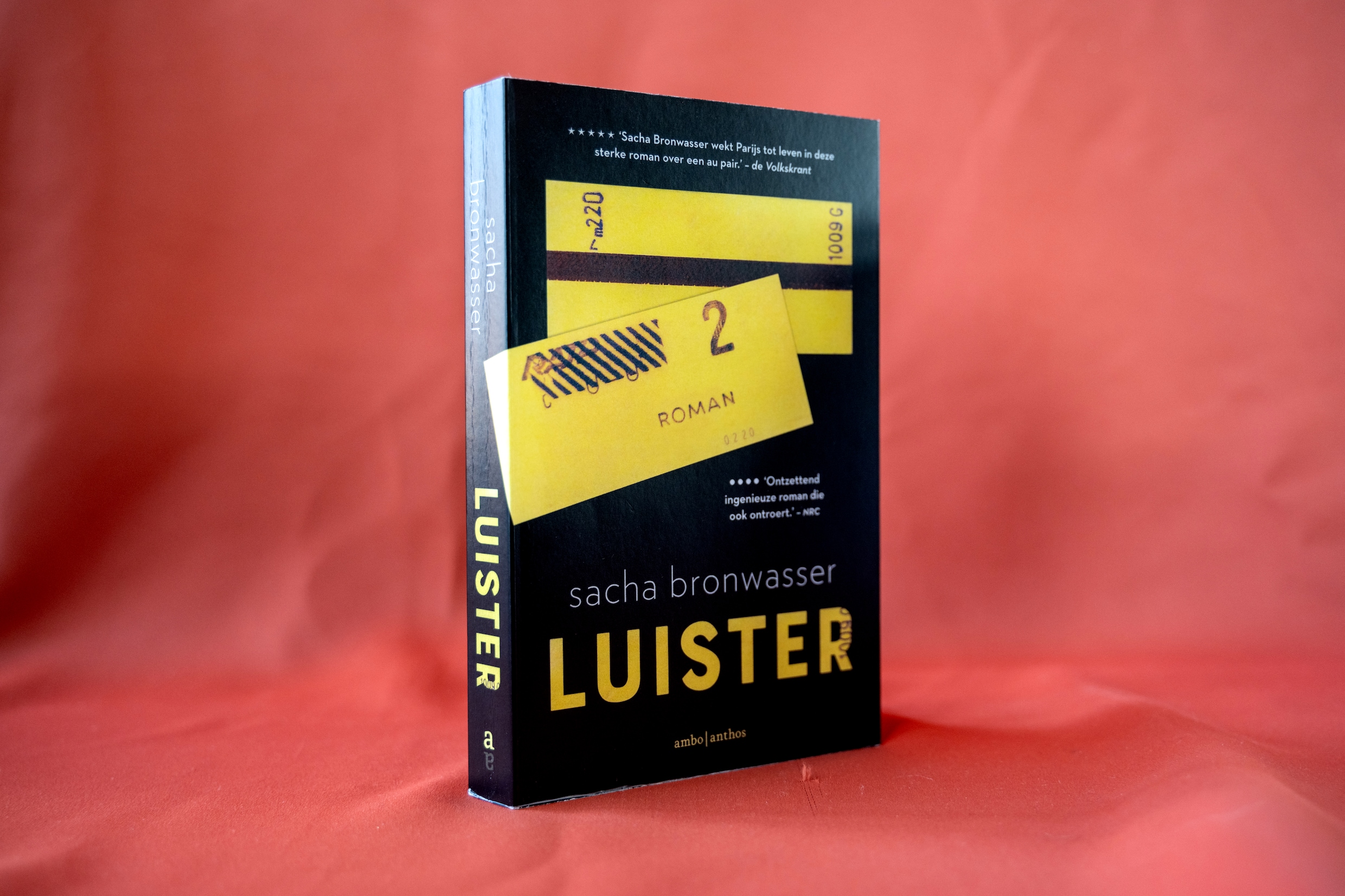 Dit zijn de favoriete boeken uit de rijk gevulde boekenkast van Rik van ...