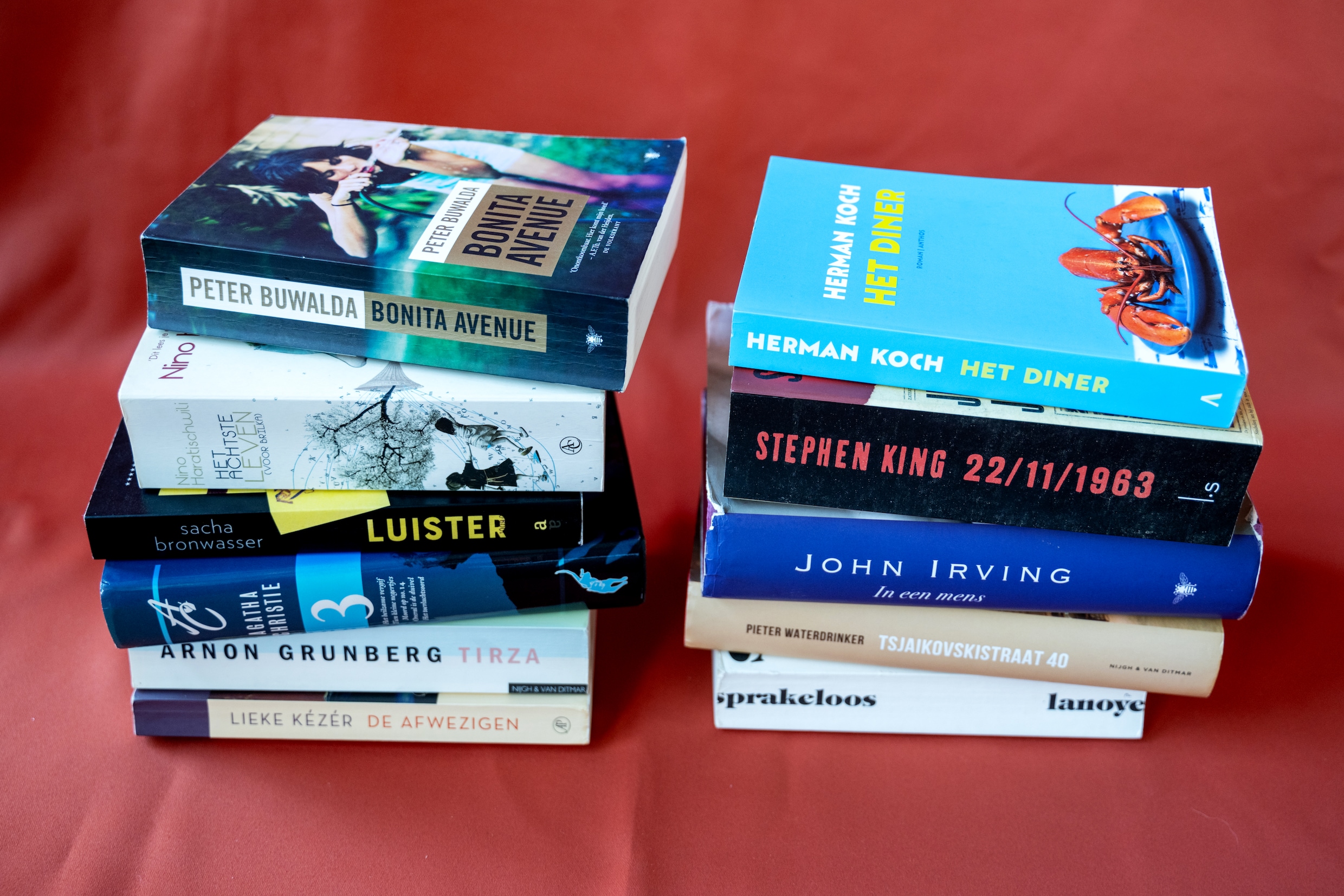 Dit zijn de favoriete boeken uit de rijk gevulde boekenkast van Rik van ...