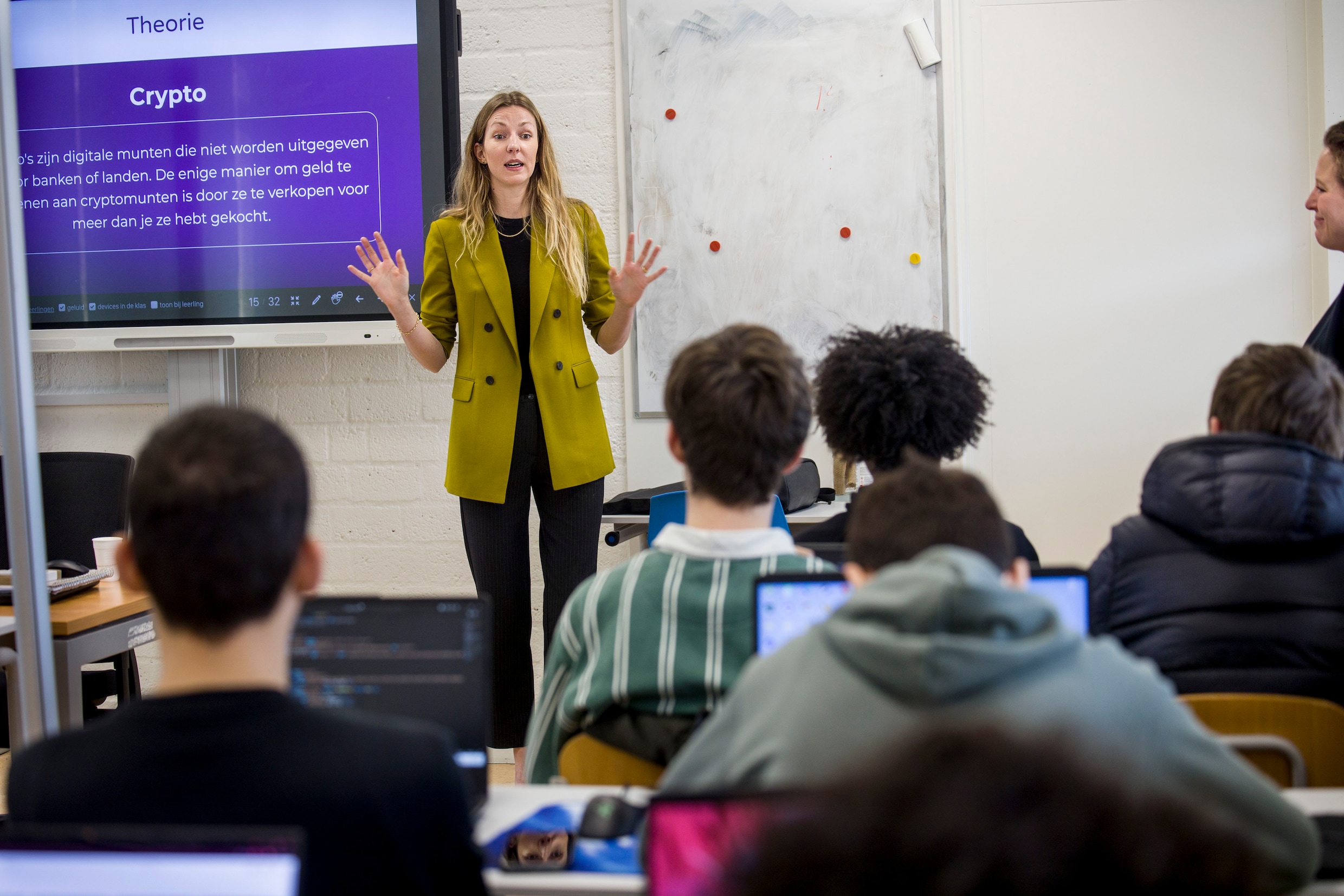 Influencers lokken steeds meer jongeren de cryptomarkt op: ‘Ik slaap ...