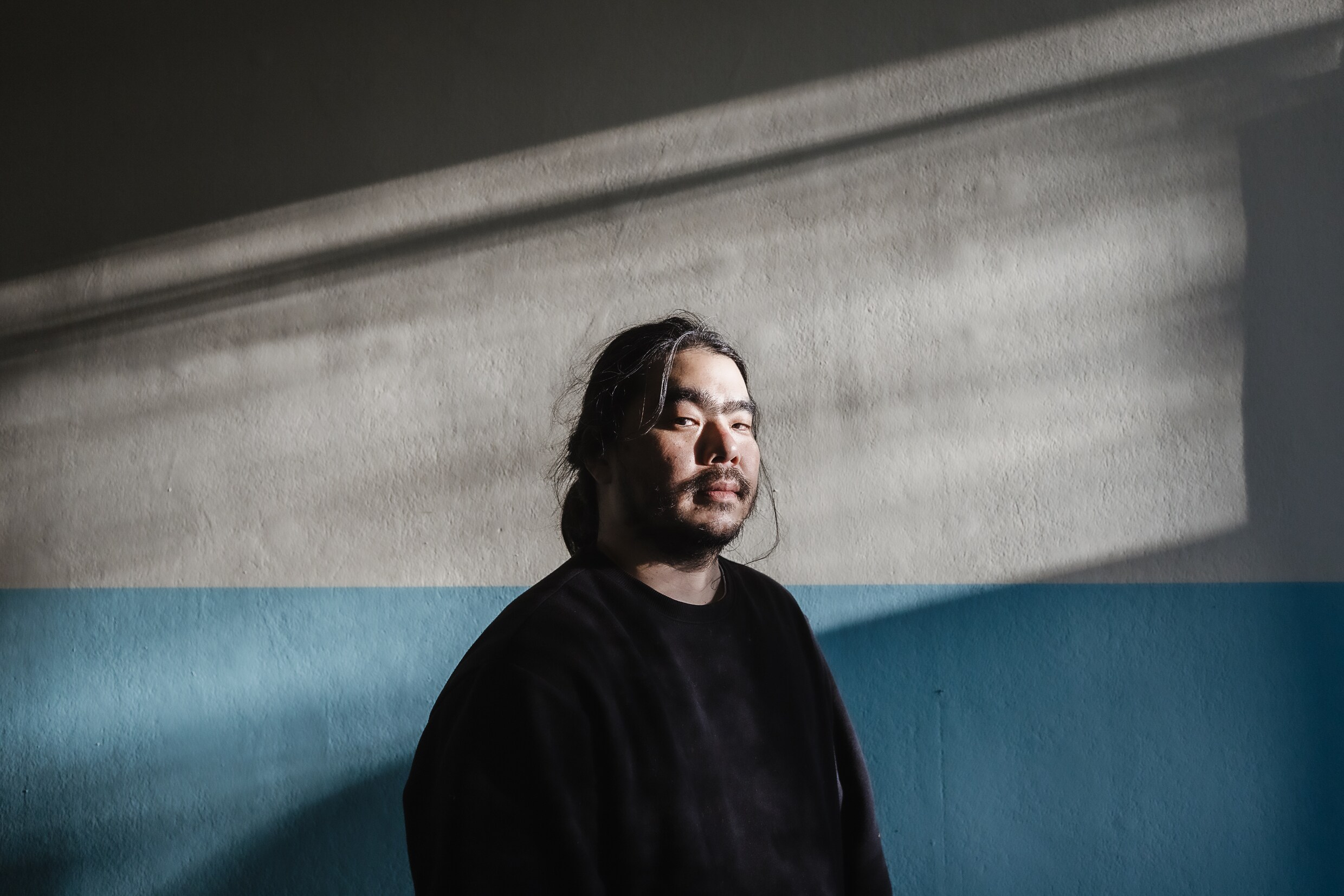 De geëngageerde kunst van Peruaan Arturo Kameya: ‘Sommige dingen kun je ...