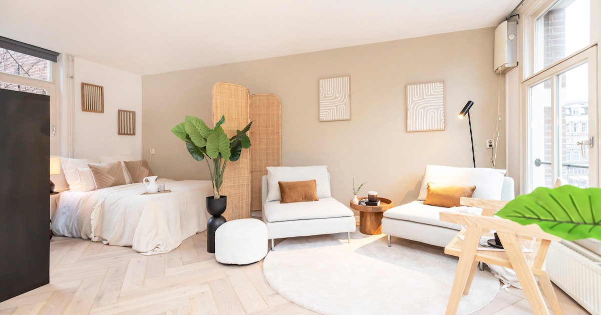 De Aesop-zeepflacon, vazen met citroenen, beige prints: wie door Funda ...