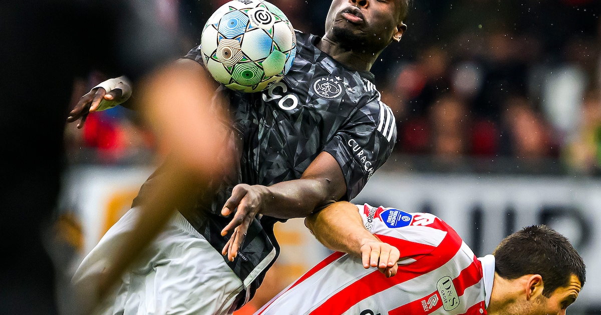 Ook op de derde werkdag van de nieuwe directeur vervalt Ajax in oude ...