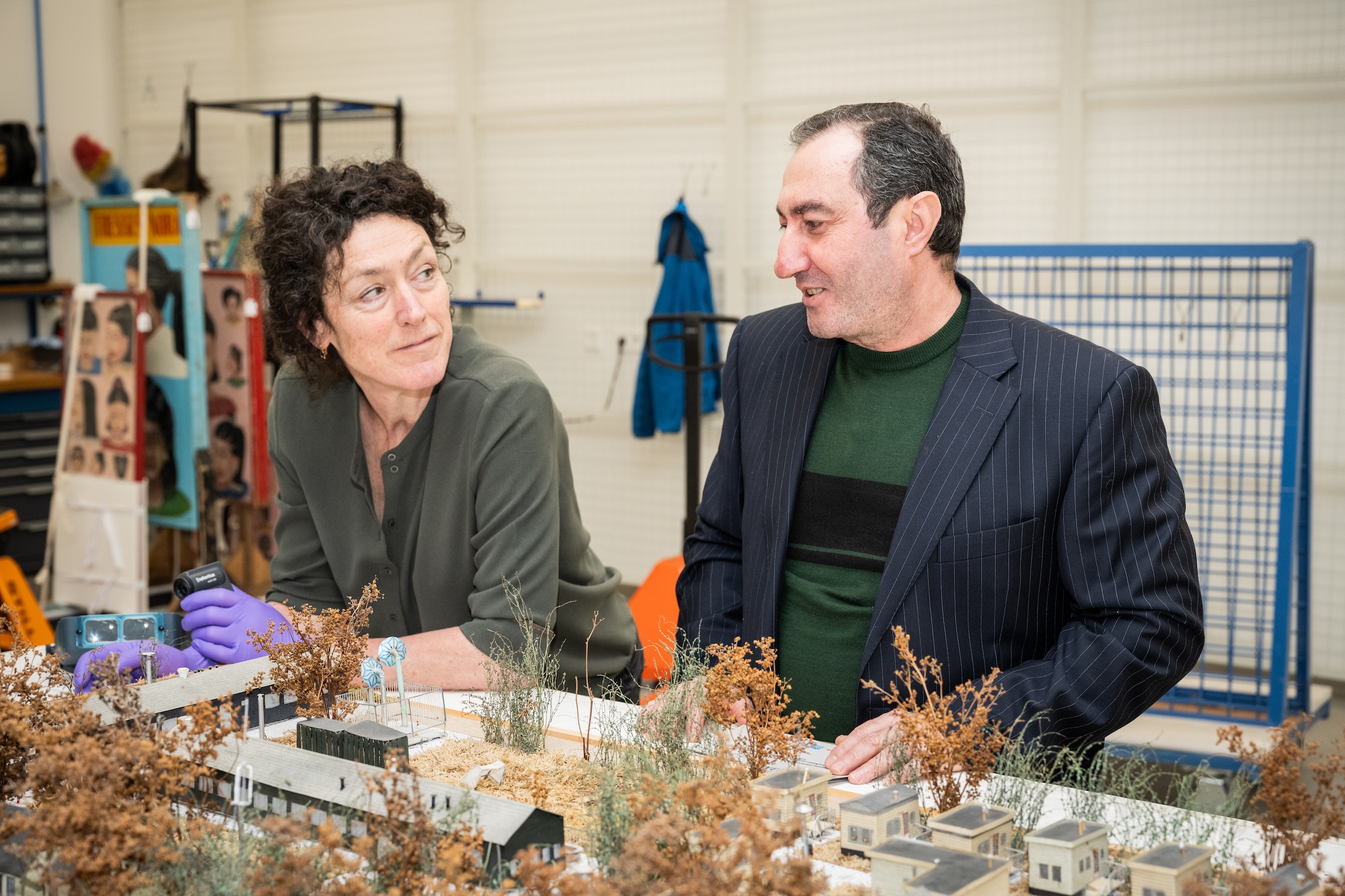 Karen Gegiazarian maakte een maquette van het azc waar hij verbleef ...