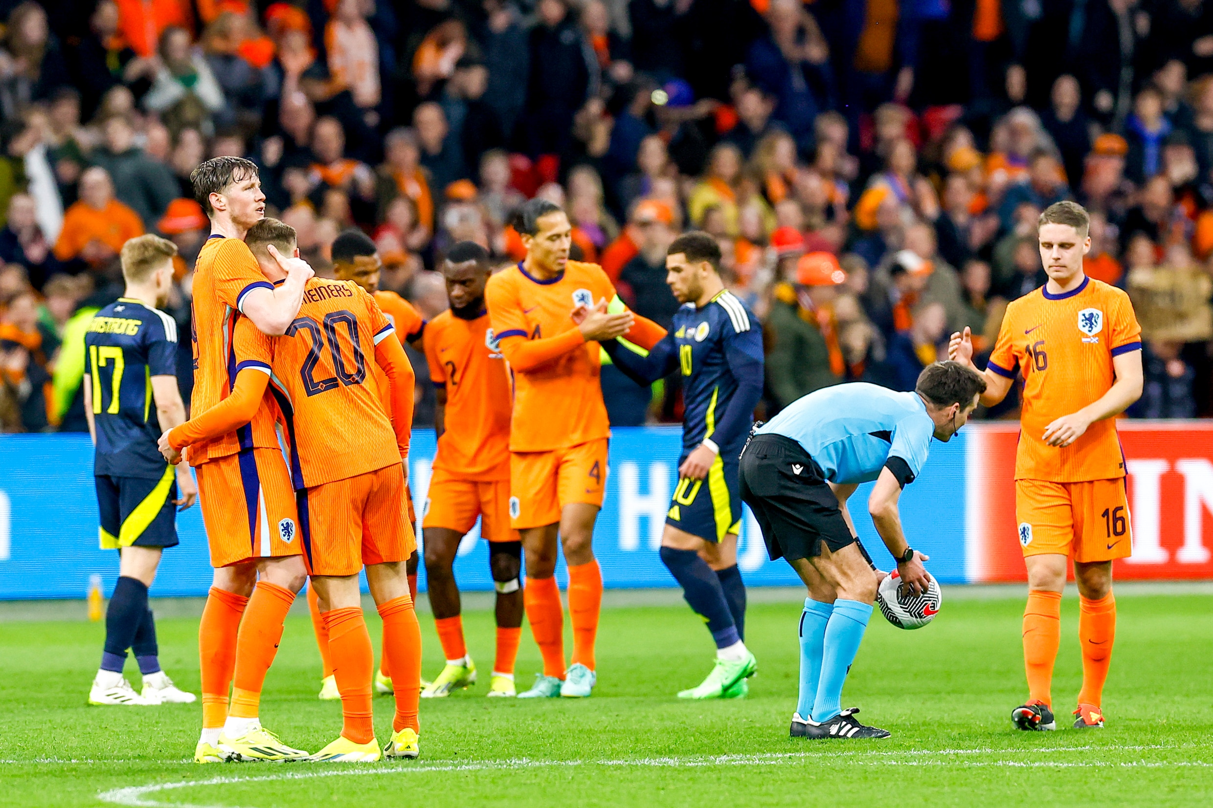 Oranje voetbalt lang armetierig, maar wint geflatteerd met liefst 4-0 ...