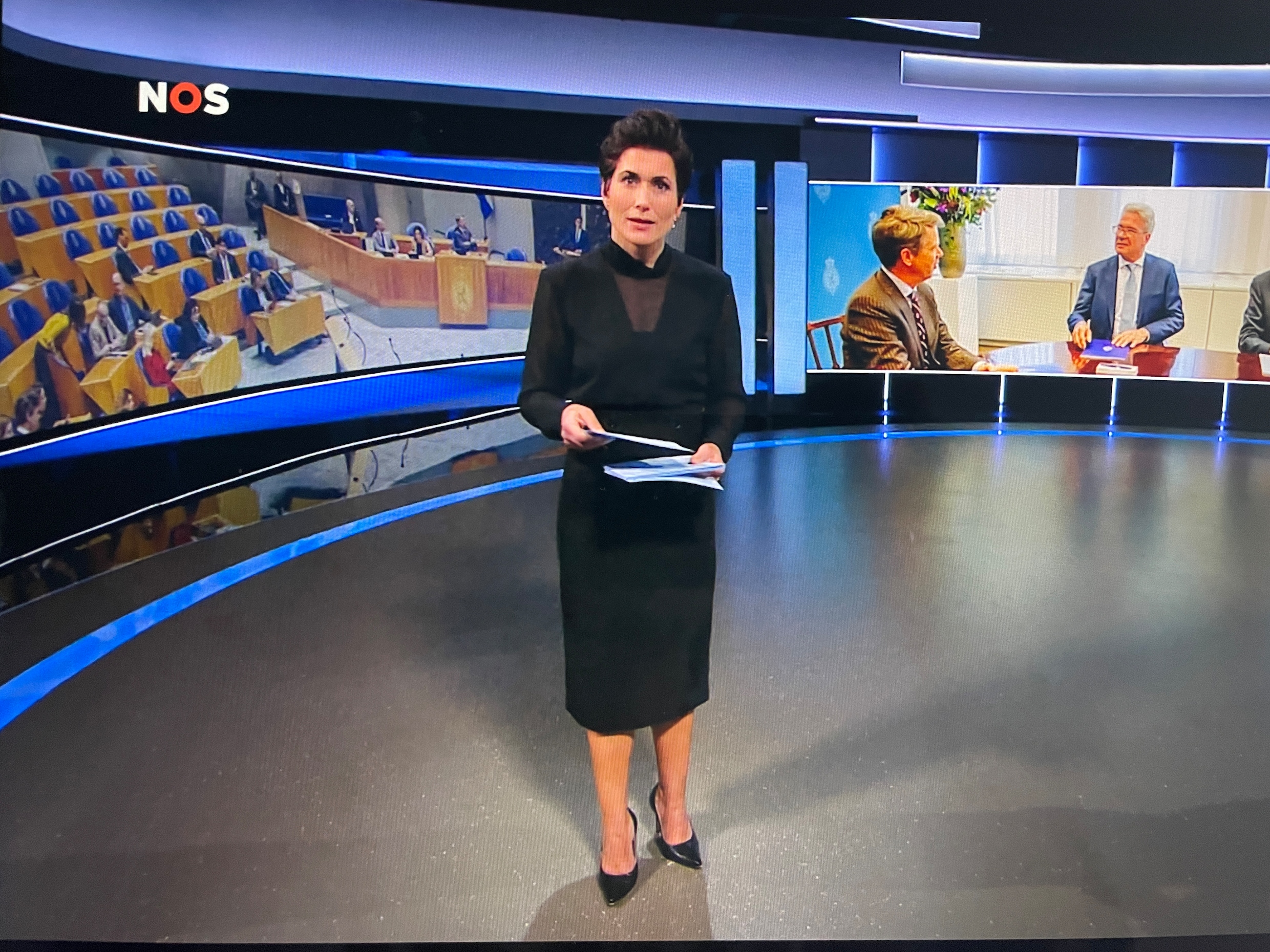 Het Journaal presenteer je niet op vrouwonvriendelijke hoge hakken | de Volkskrant