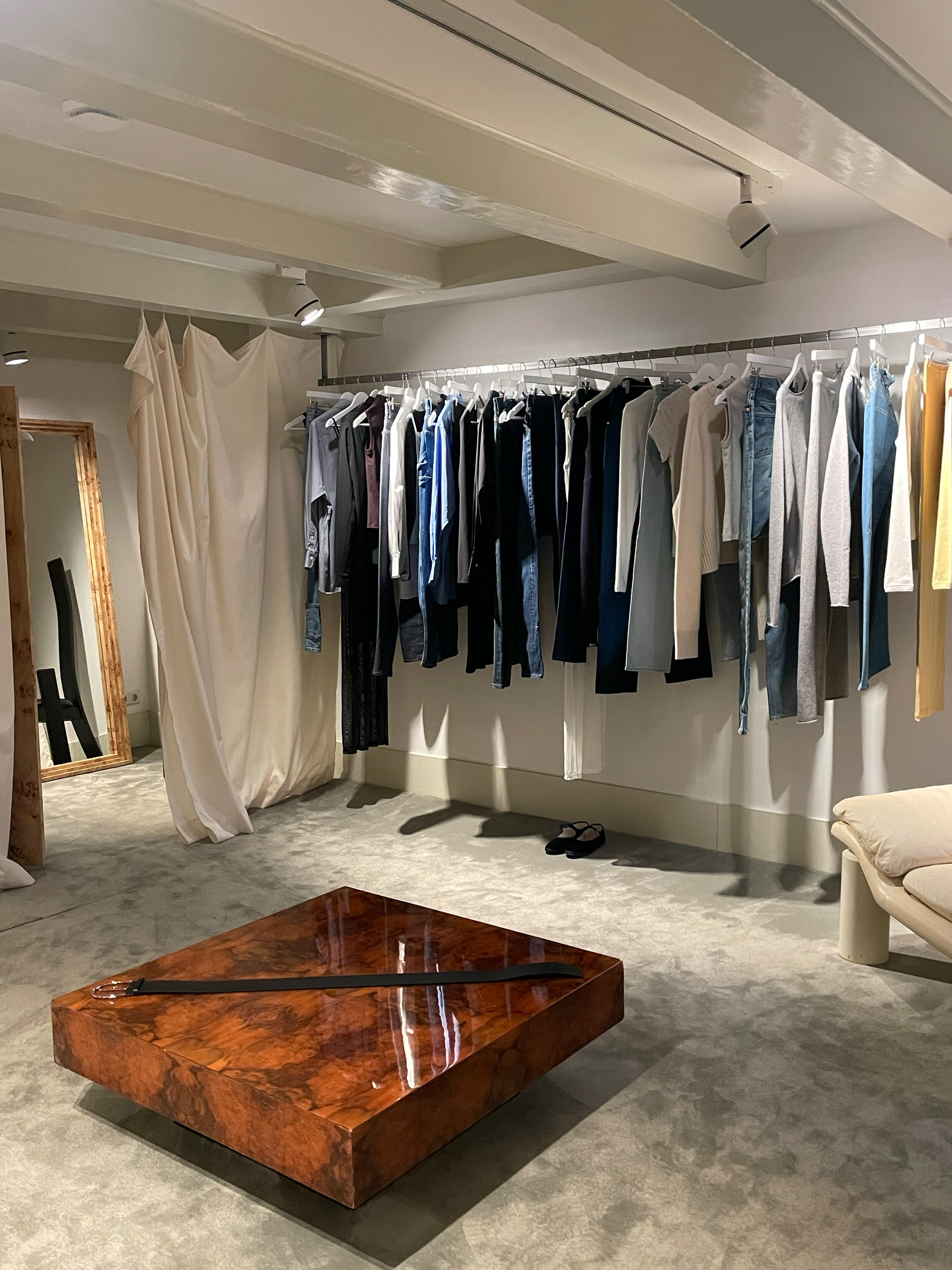 Wie er serieus nonchalant chic uit wil zien, is bij het Amsterdamse Carmen in goede handen | de ...