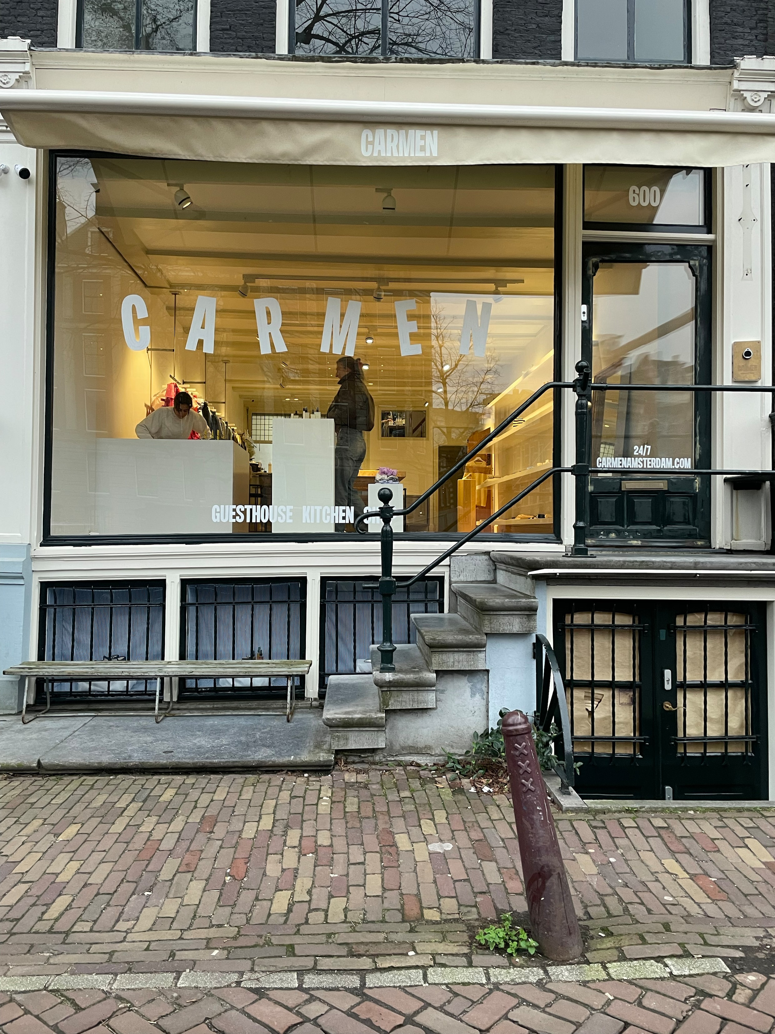 Wie er serieus nonchalant chic uit wil zien, is bij het Amsterdamse ...