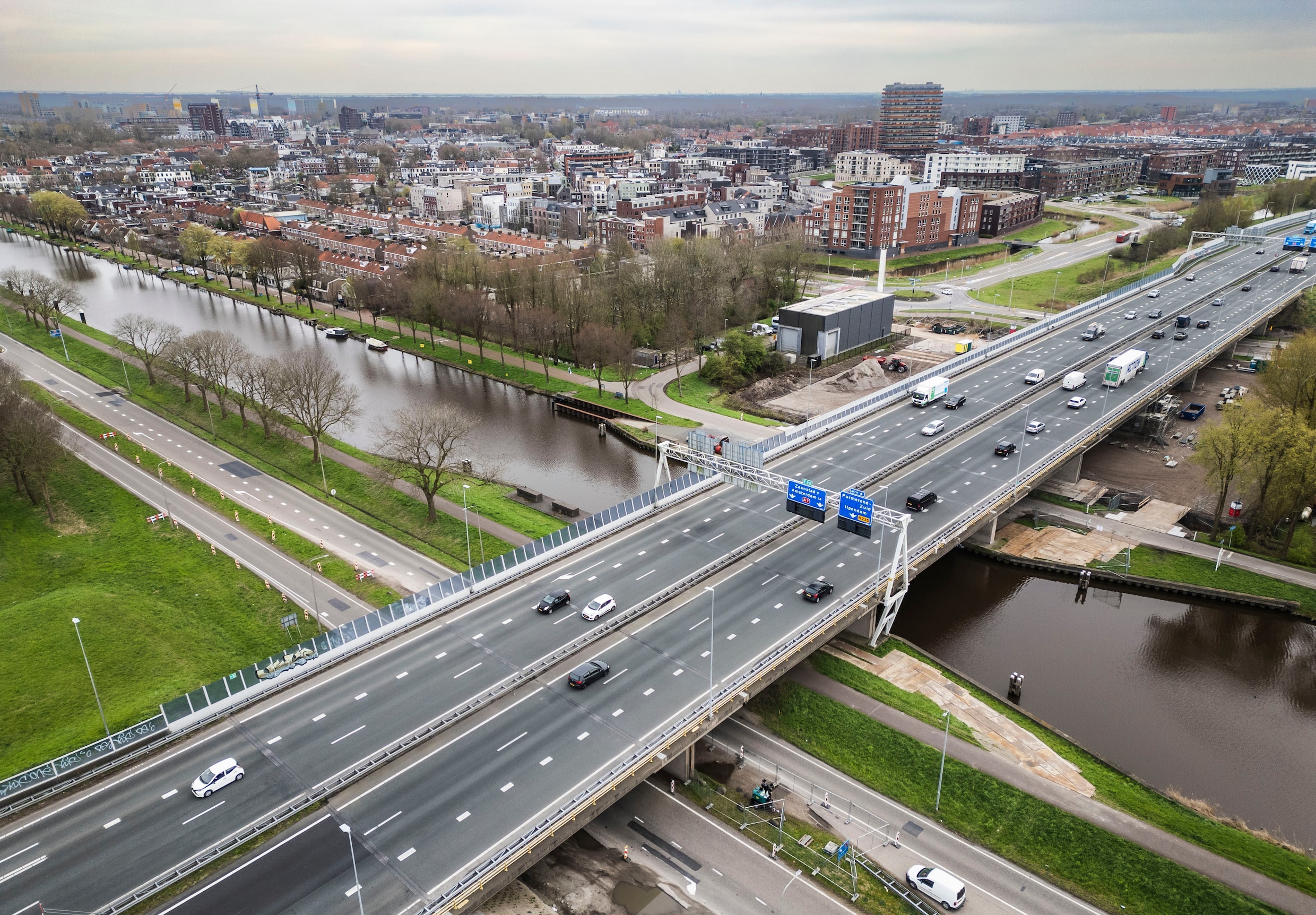 Motorambulances en speedpedelecs om de file te omzeilen: de brug in de A7 wordt verbouwd | de ...