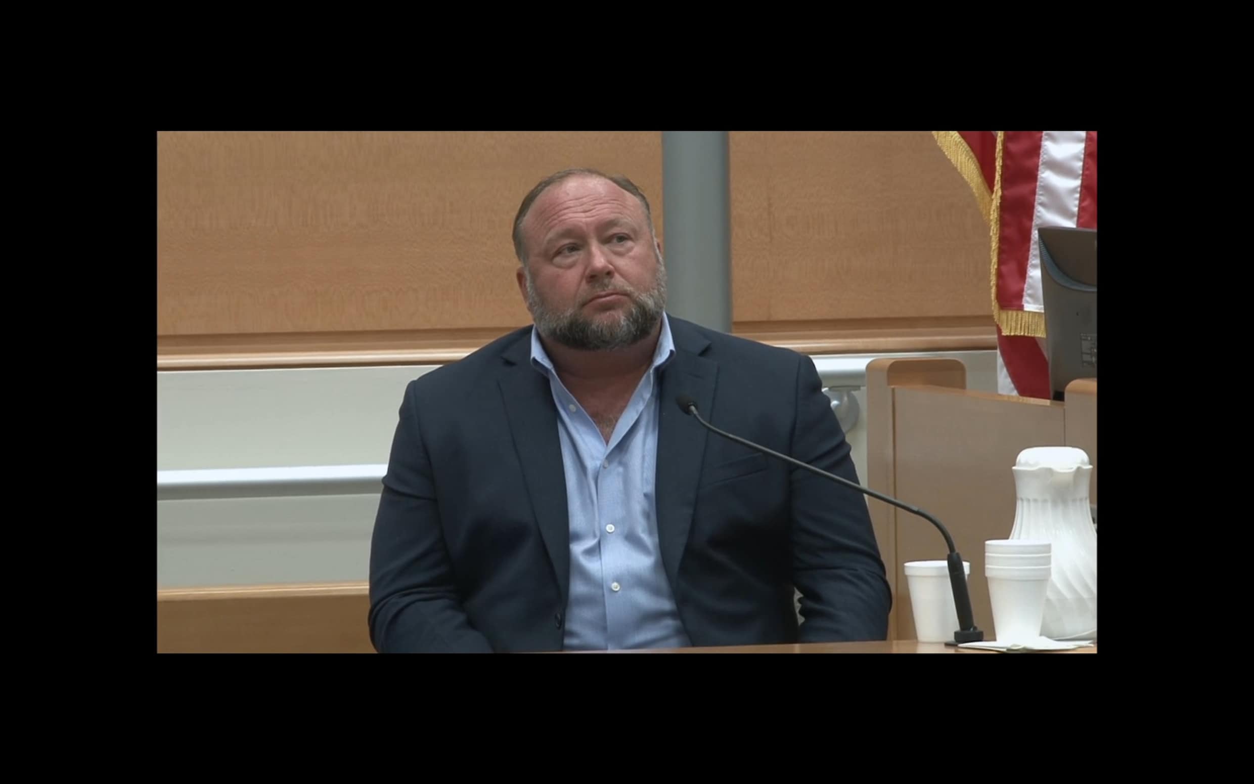 Bij de documentaire over complotdenker Alex Jones zit je als kijker ...