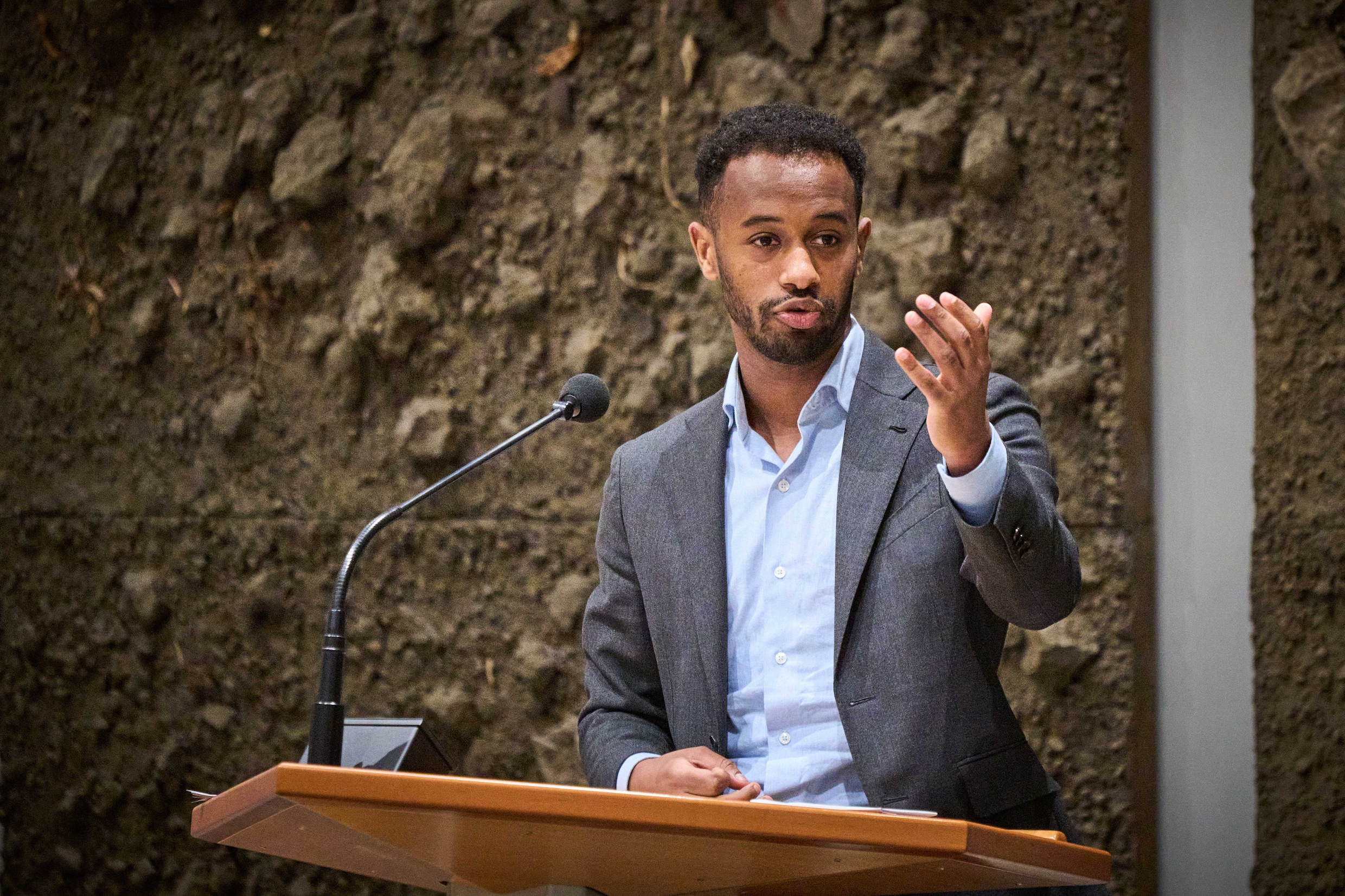 Diep verontwaardigde Kamer schaart zich achter Habtamu de Hoop ...