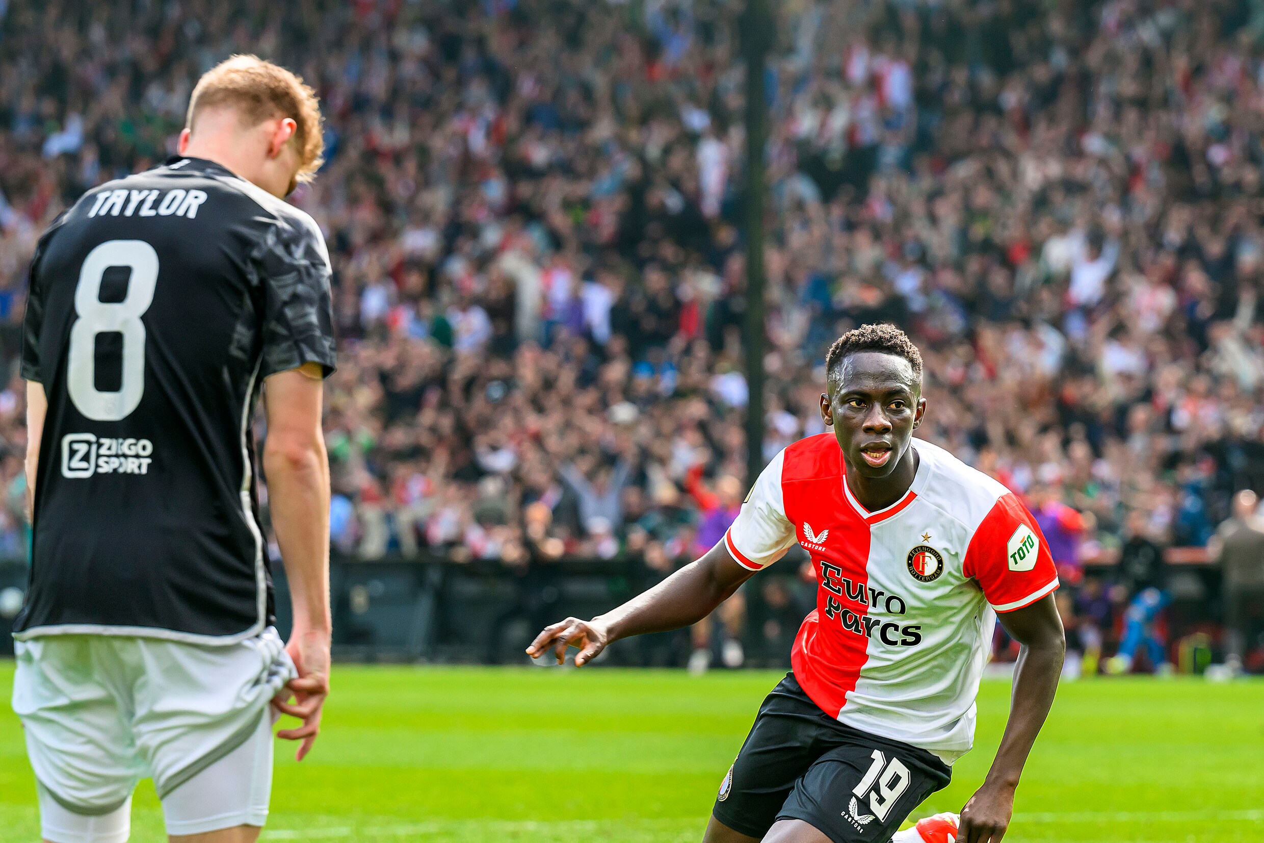 Yankuba Minteh: de bloedsnelle sensatie van Feyenoord, die op de fiets ...
