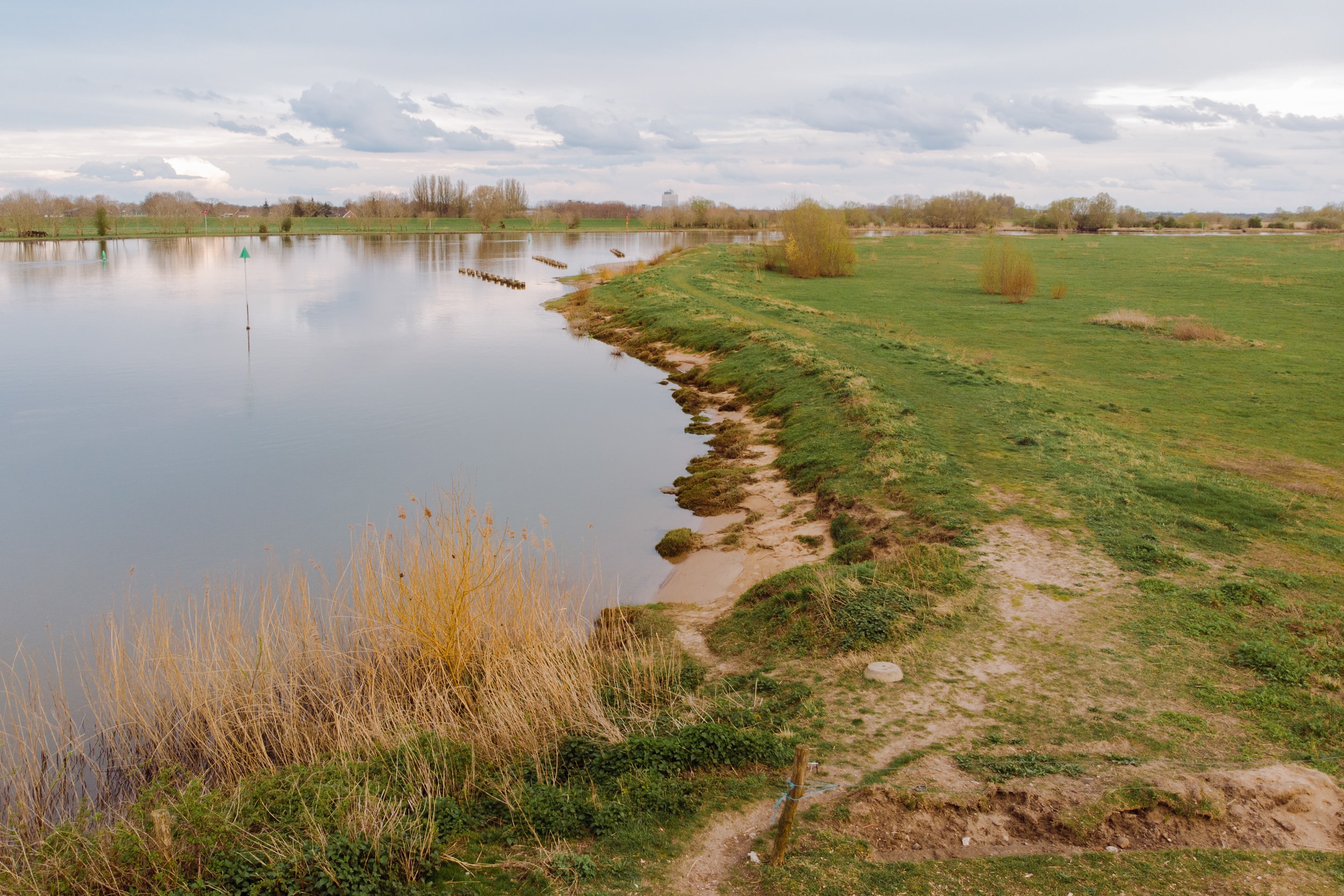 Licht kronkelende stroomrug door het grasland; de kronkelwaard | de ...