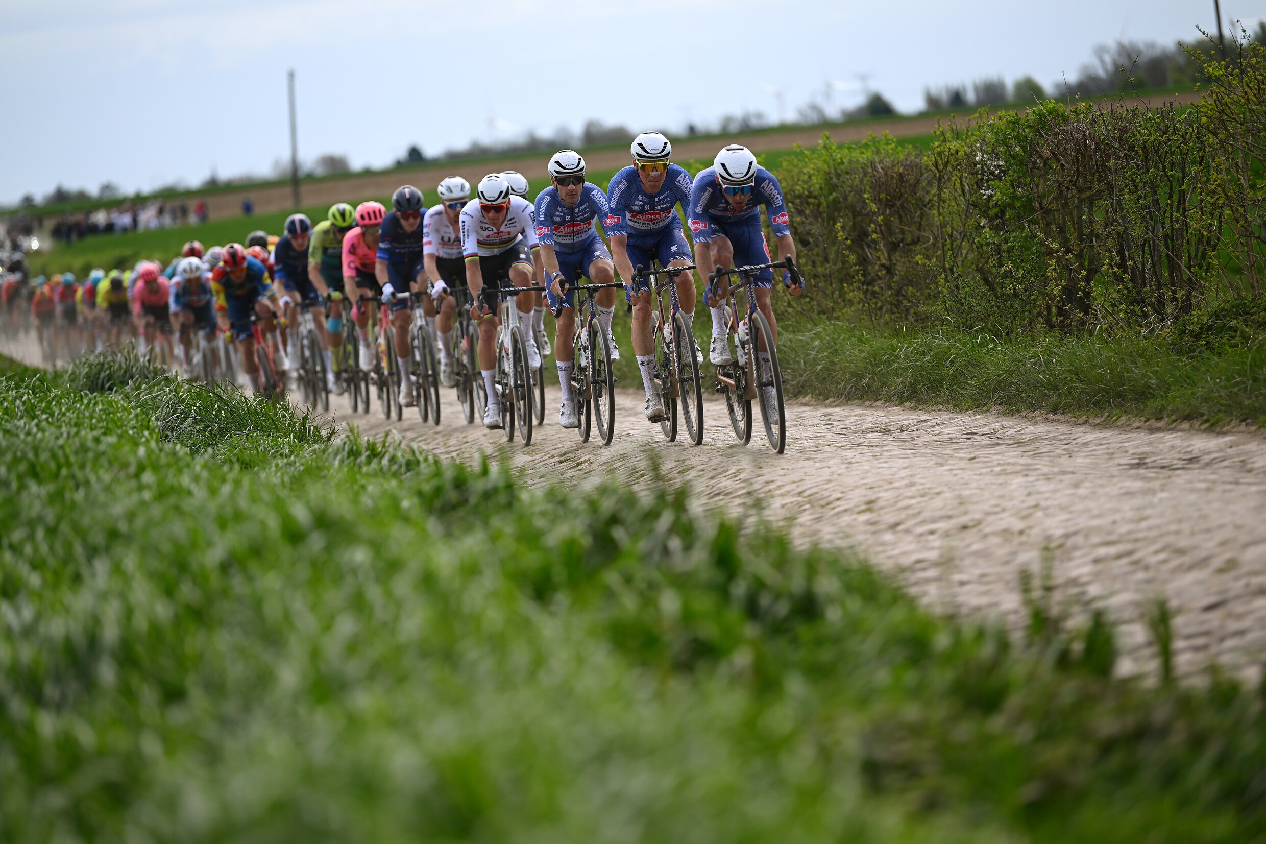 Mathieu van der Poels blauwe brigade rijdt op een roze wolk | de Volkskrant