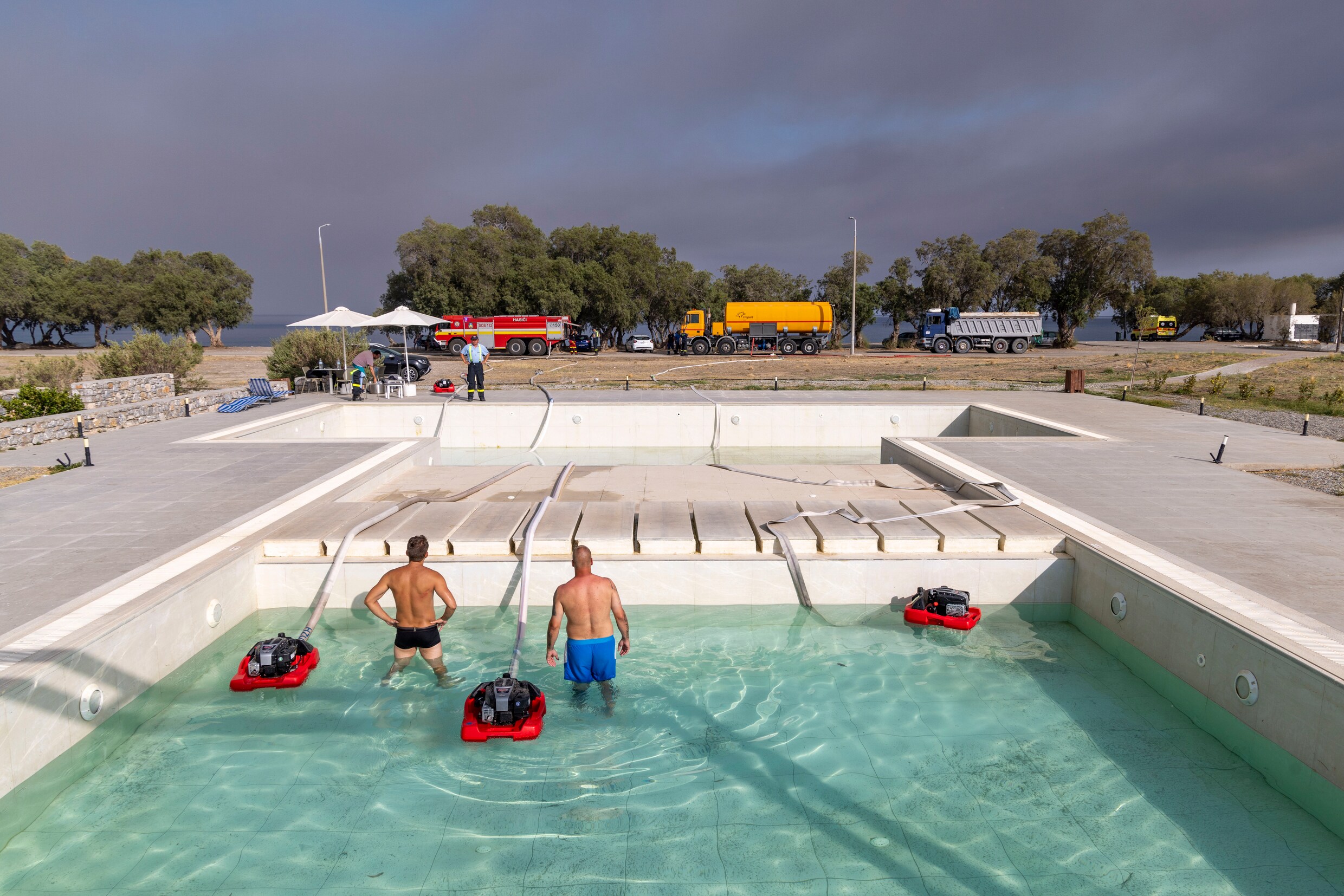 Toeristen die branden op Rhodos moesten ontvluchten, mogen nu een week ...