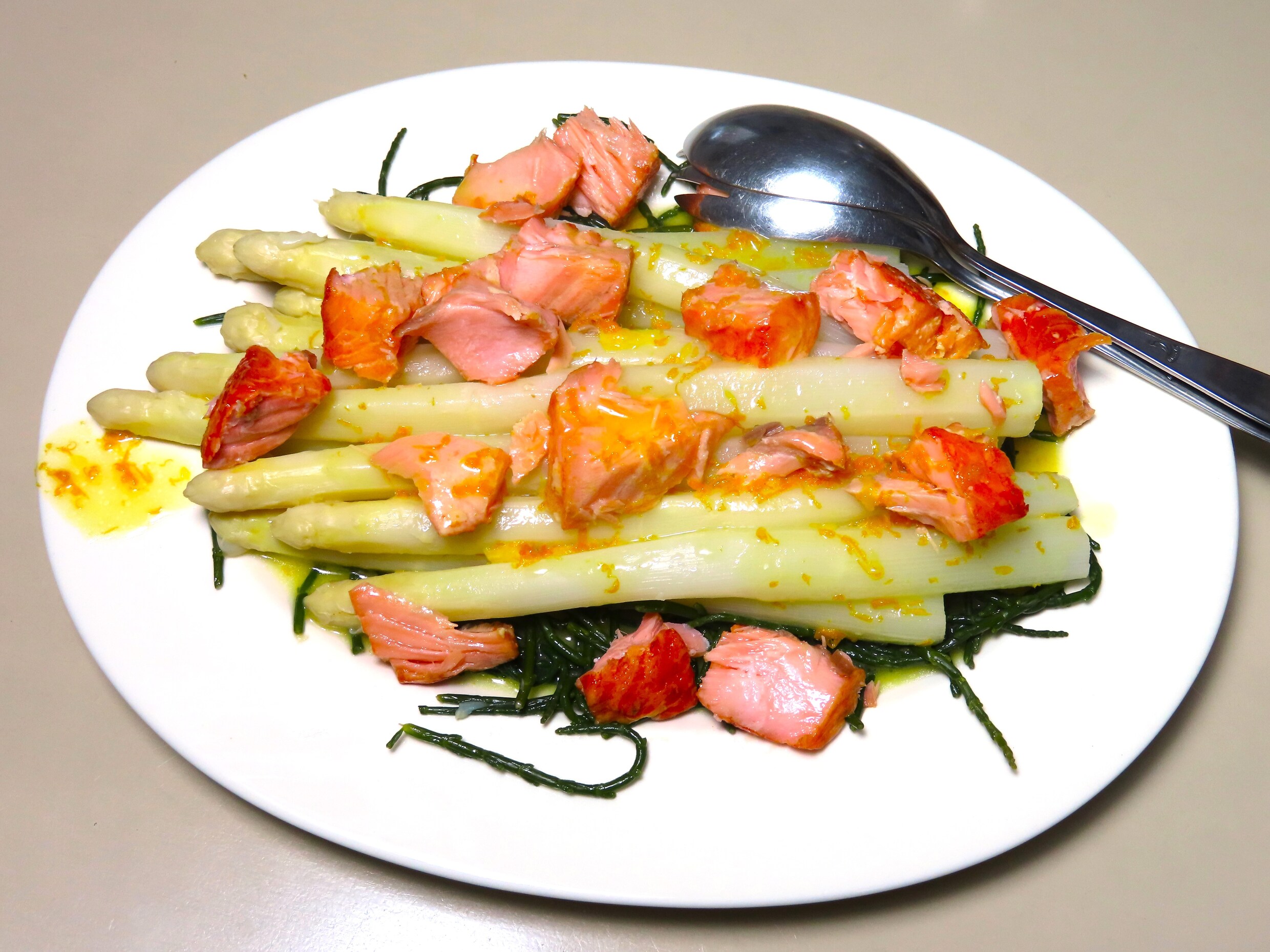 De Volkskeuken: asperges met sinaasappelsaus, zeekraal en zalm (vis ...