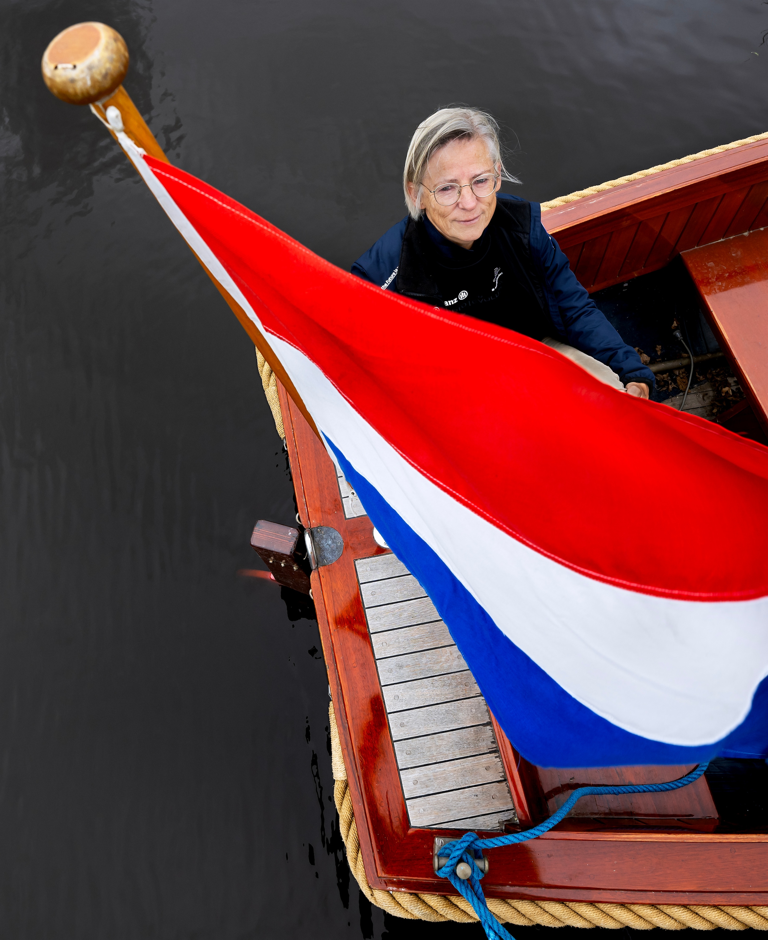 Zeilende rechter Josje Hofland staat Nederlandse equipe bij aan de ...