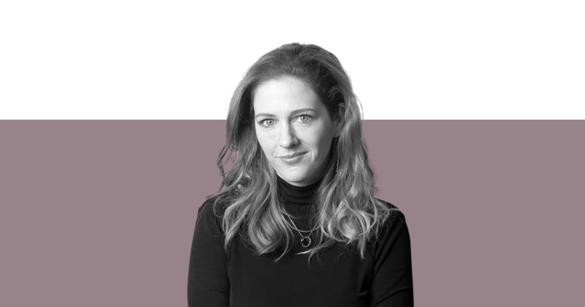 Dat het gesprek zo gauw over pepperspray en krav maga gaat, vertraagt ...