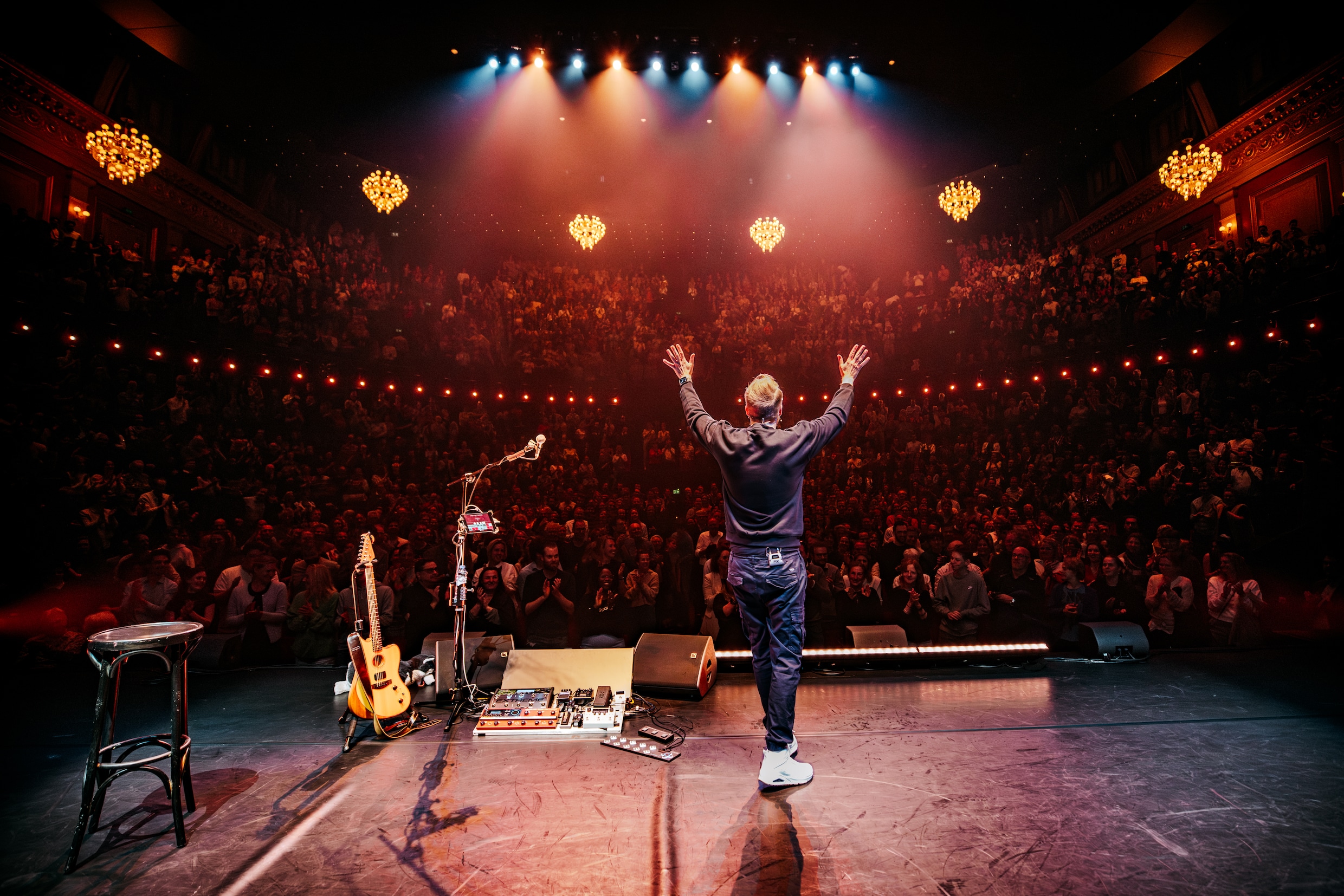 Arjen Lubachs grote talent voor satire staat buiten kijf, maar solo in ...