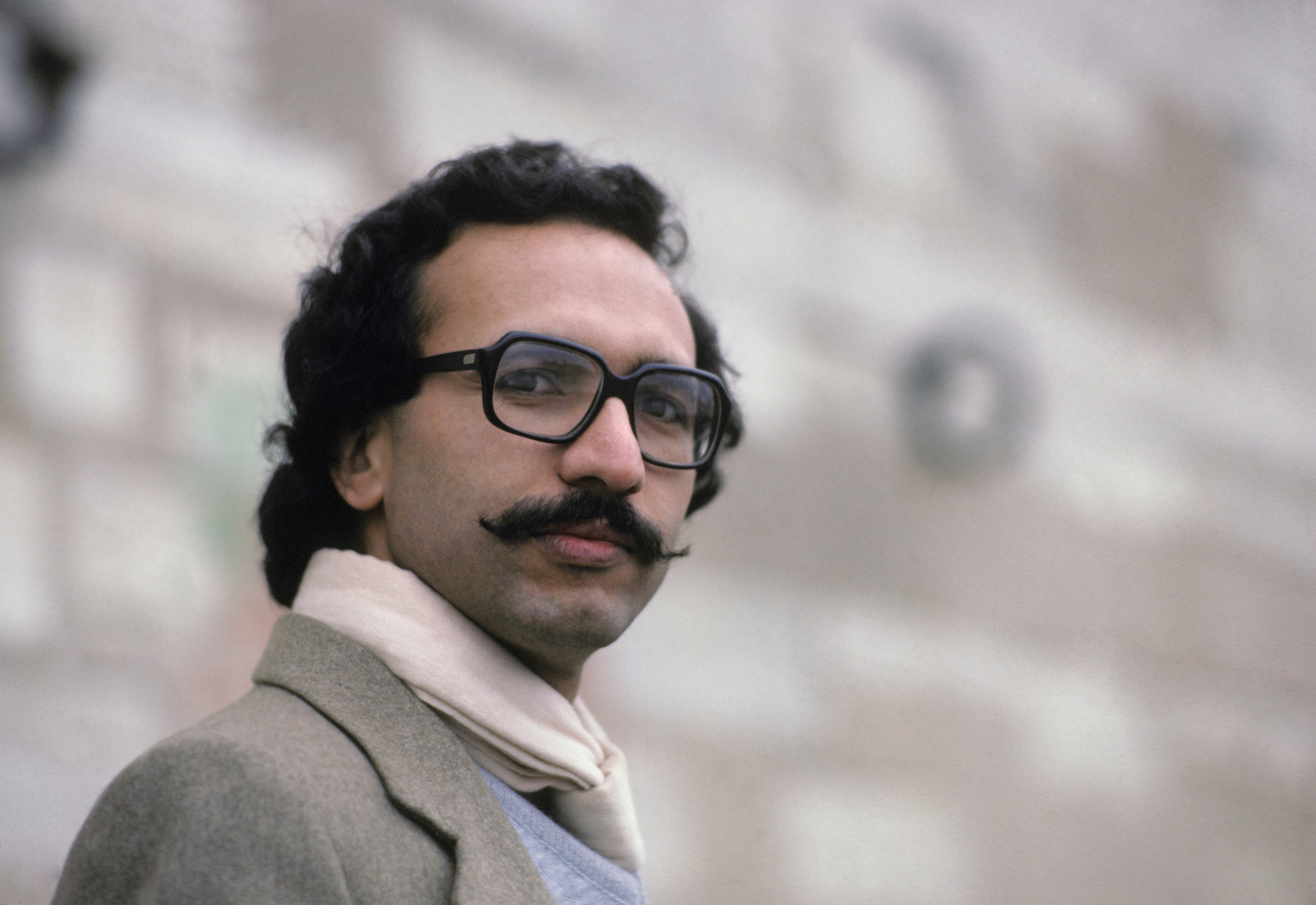 In het bij vlagen diep ironische ‘De wachters’ beschrijft de Algerijnse ...