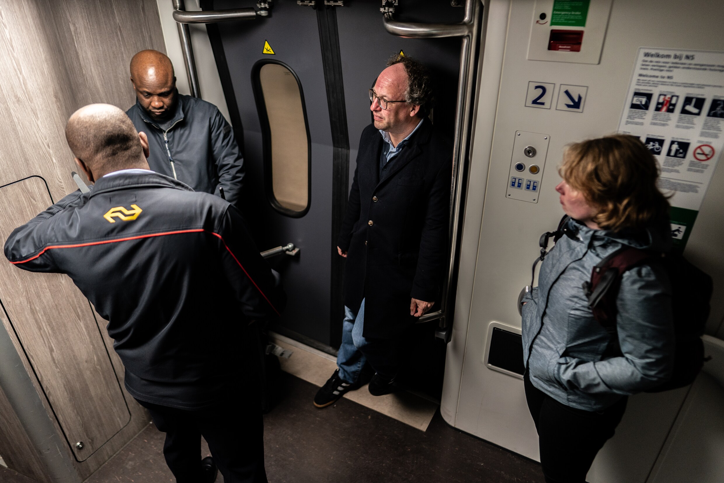 Drie minuten staat de trein stil: ‘Dit geweld tegen mijn collega’s moet stoppen’ | de Volkskrant