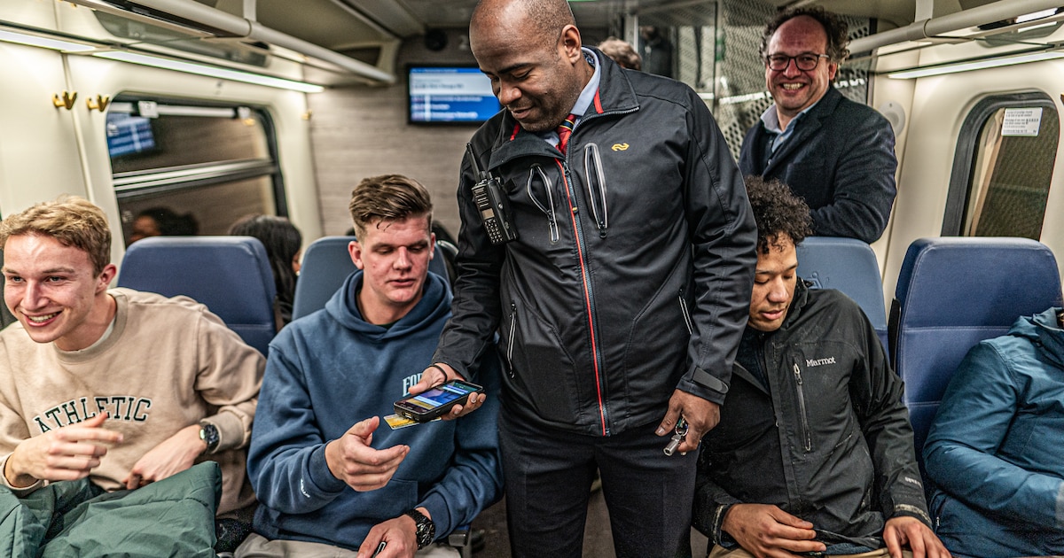 Drie minuten staat de trein stil: ‘Dit geweld tegen mijn collega’s moet stoppen’ | de Volkskrant
