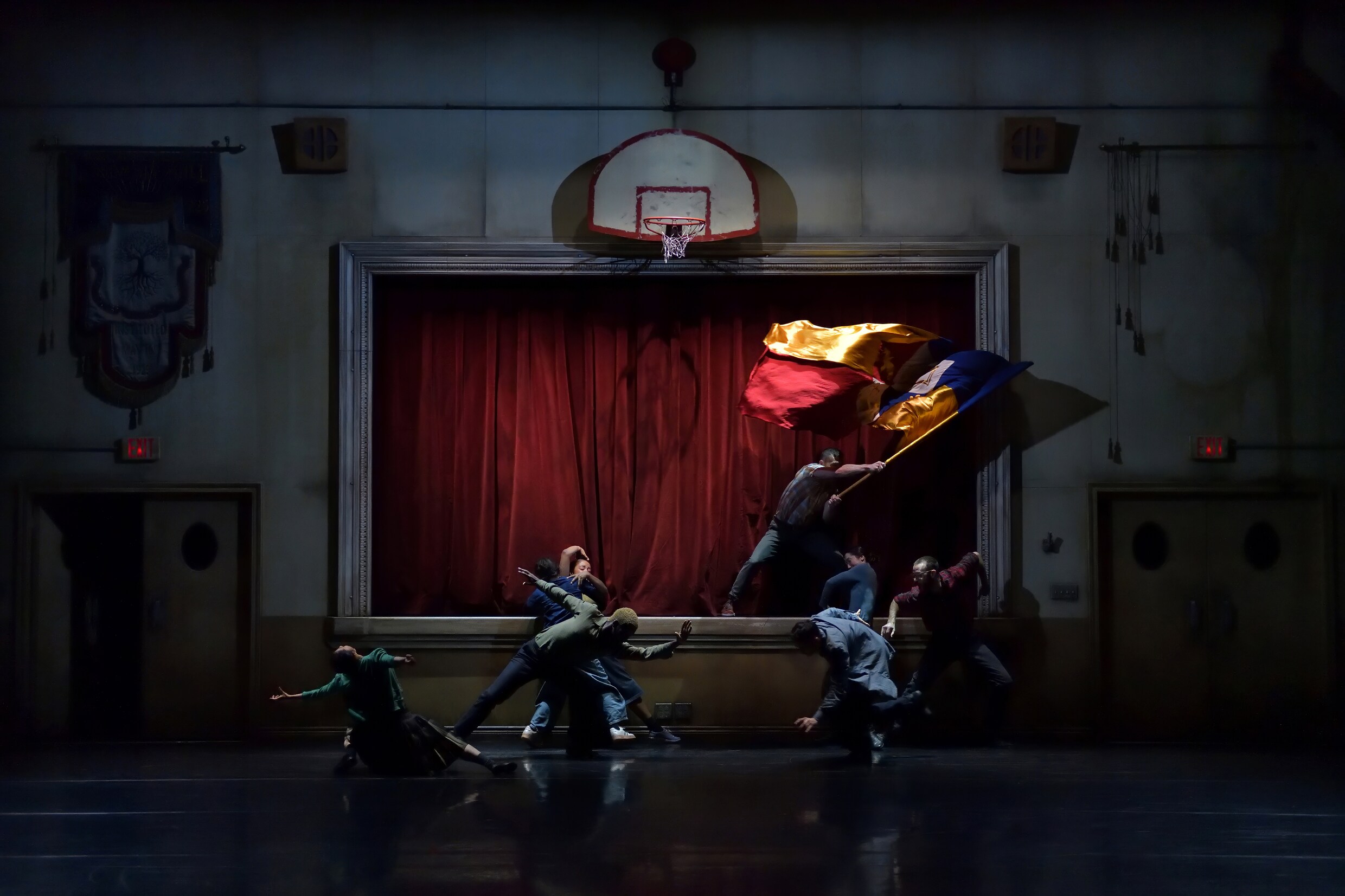 ‘Assembly Hall’ is een magische danstheaterpuzzel vol metaforen over ...