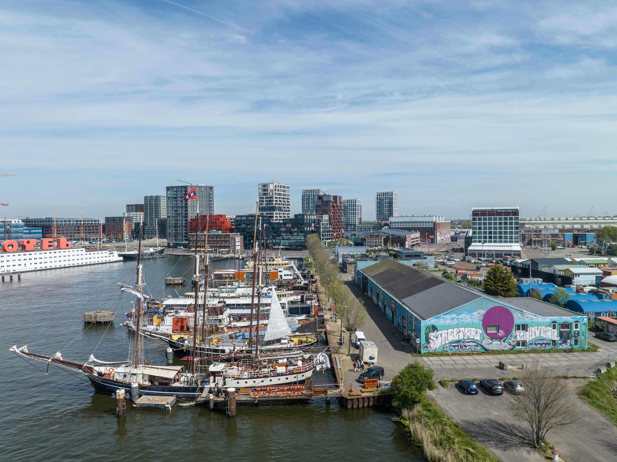 Alma gaat zeilend de oceaan over om koffiebonen, cacao en rum te halen ...