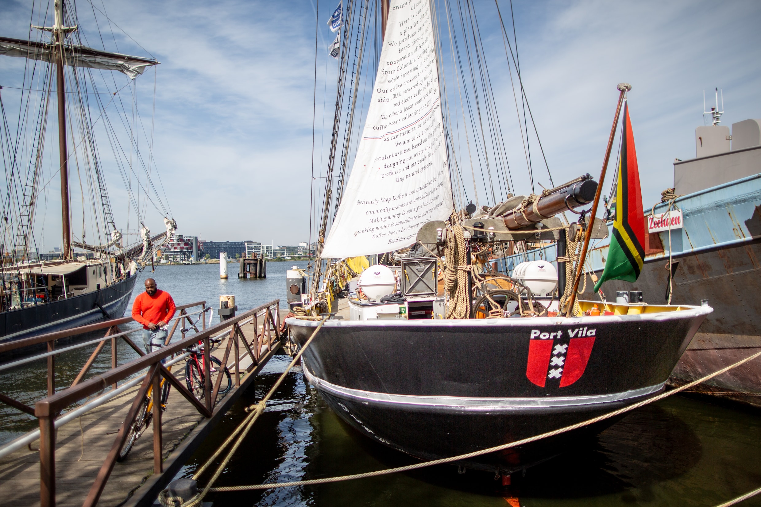 Alma gaat zeilend de oceaan over om koffiebonen, cacao en rum te halen ...