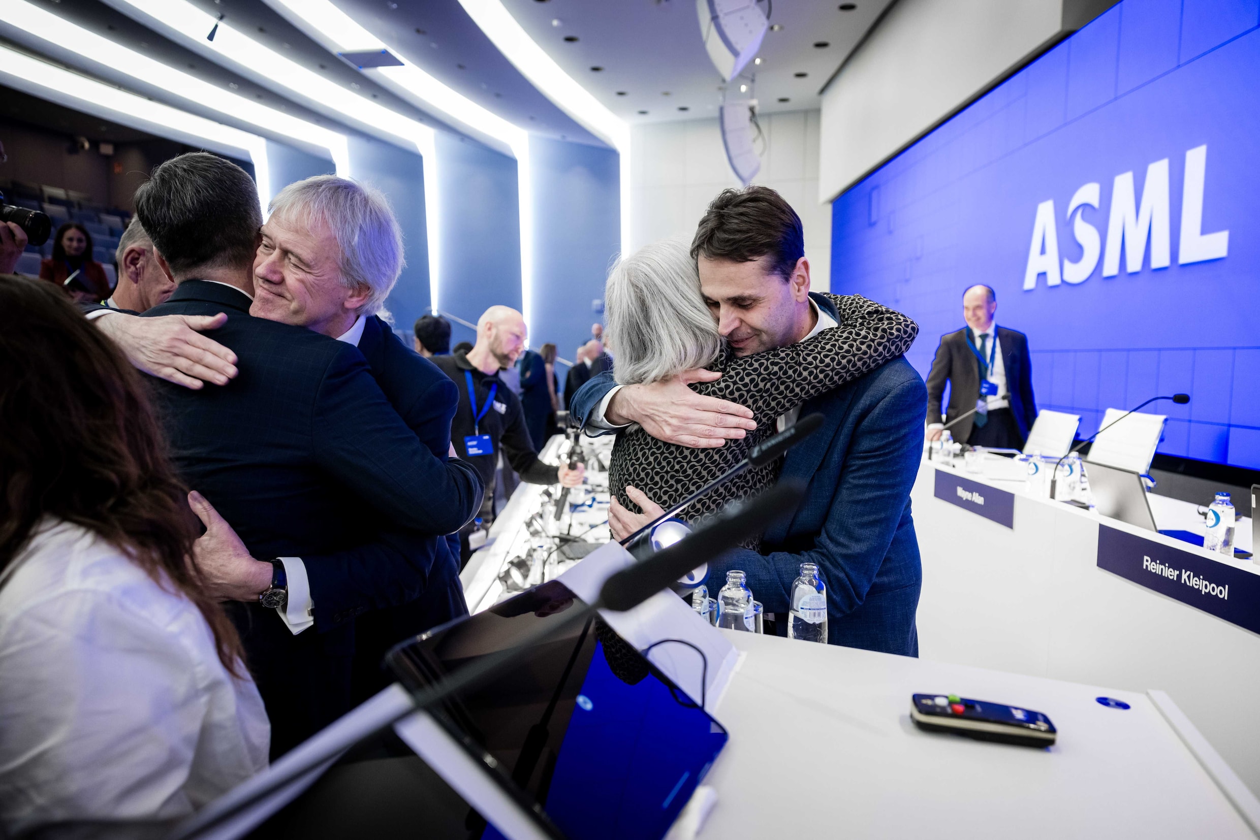 Door massaal eigen aandelen in te kopen, fêteren bedrijven ...