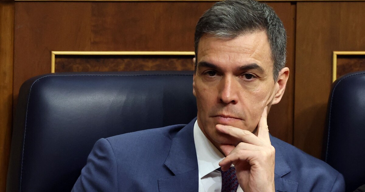 Spaanse premier blijft toch aan, wil niet buigen voor rechtse ‘lastercampagne’ tegen zijn vrouw ...