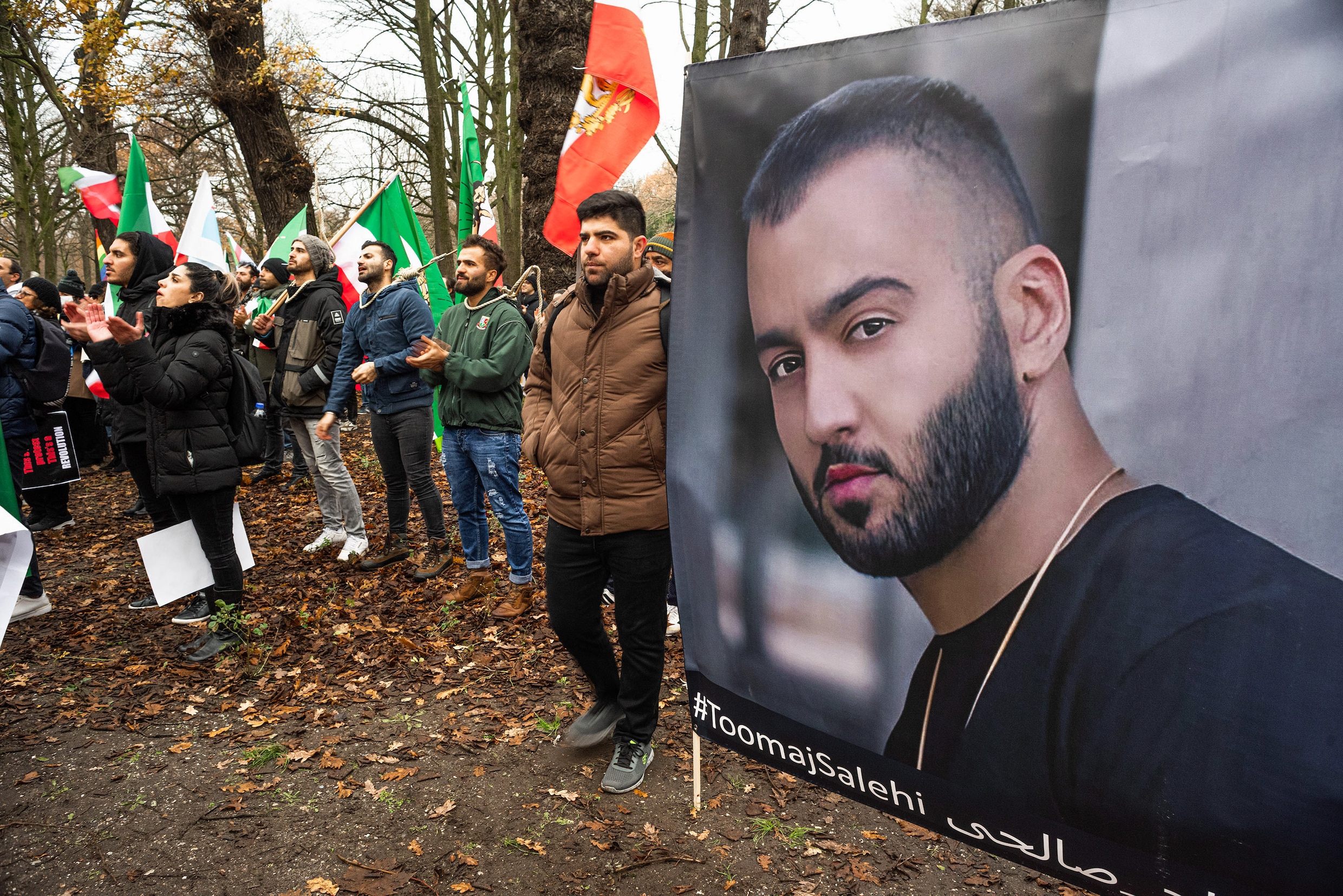 Iraanse rapper Toomaj Salehi ter dood veroordeeld voor steun aan ...