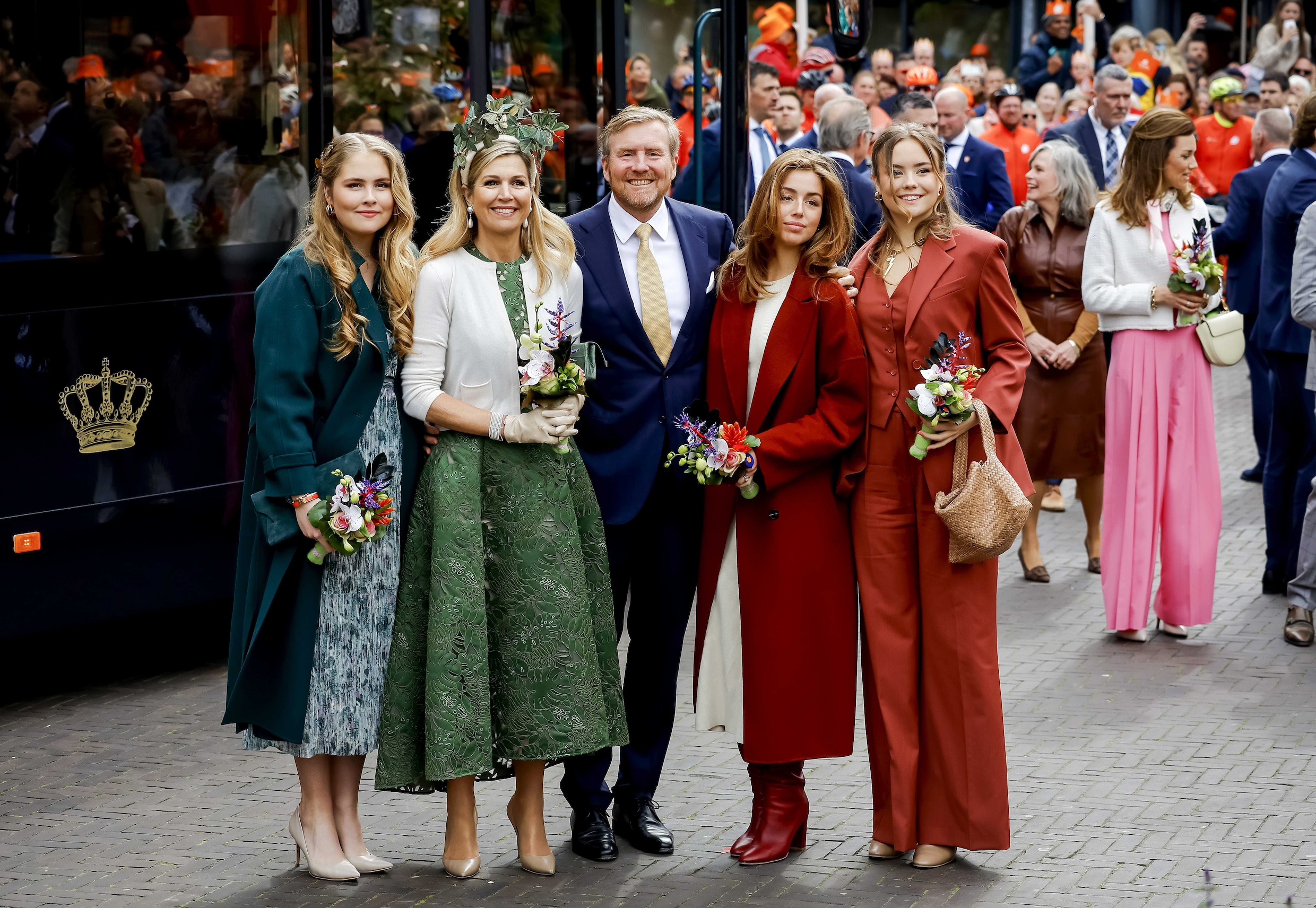 Koninklijke familie compleet bij bezoek aan Emmen, weer op Koningsdag wisselvallig | de Volkskrant