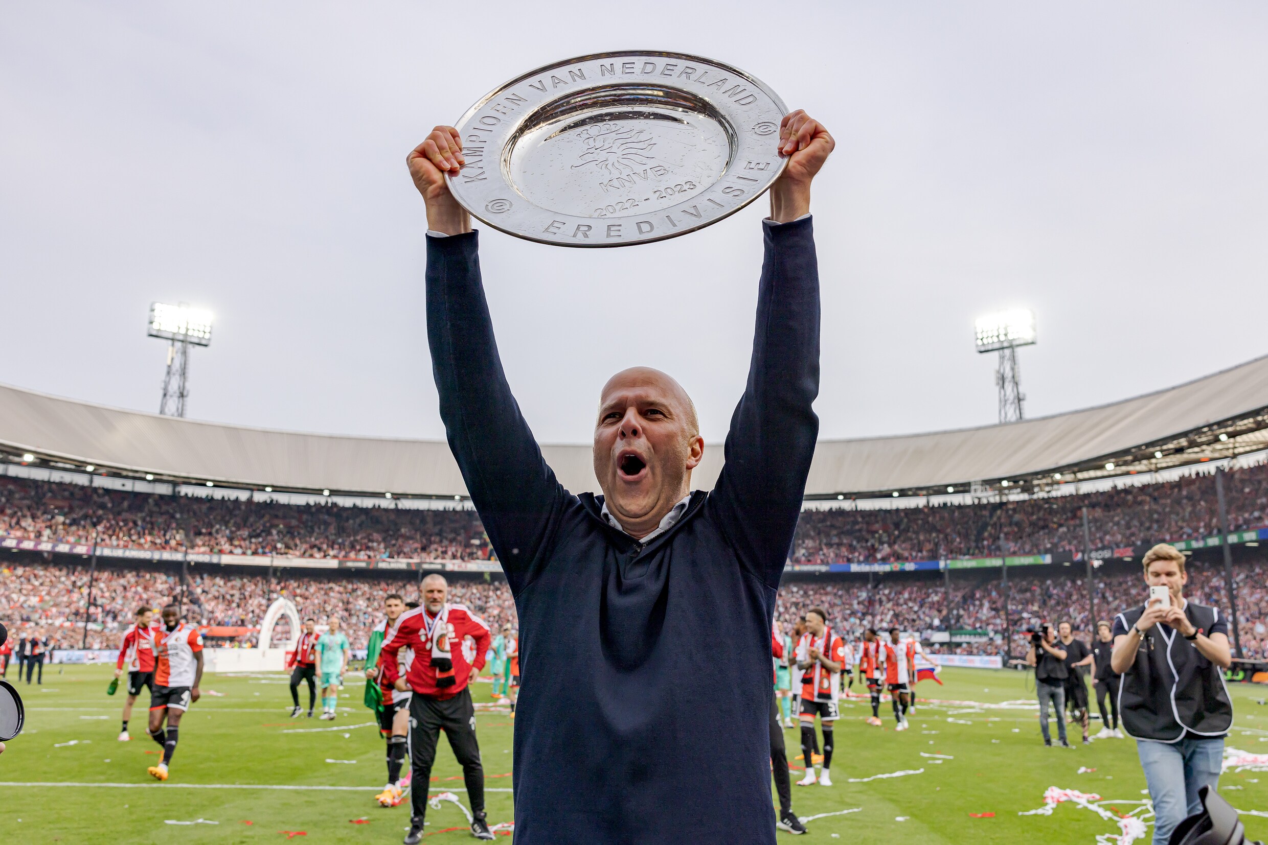 Arne Slot heeft in Engeland een andere weg te bewandelen dan Erik ten ...