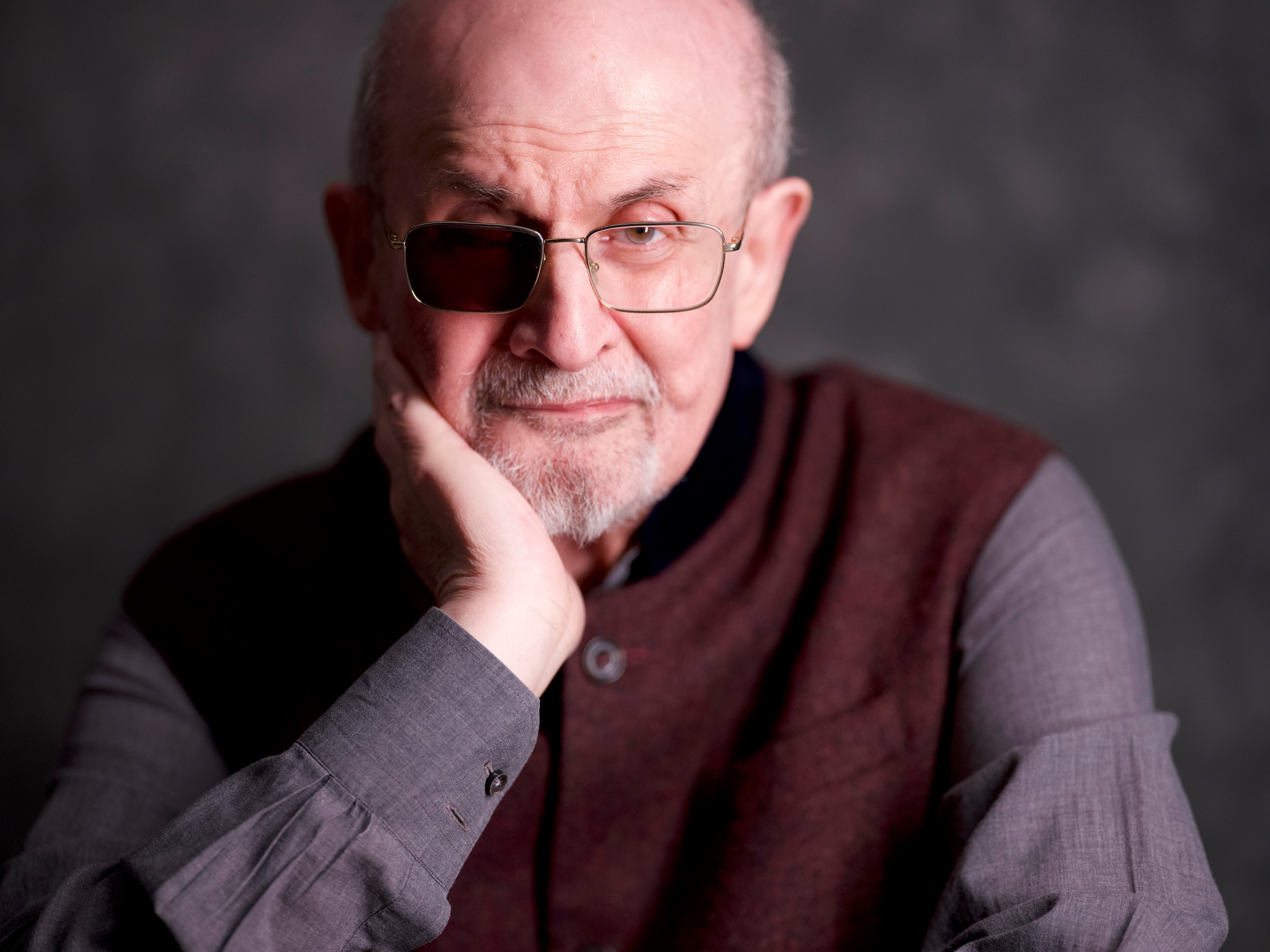 Recensie: In de elegante memoir ‘Mes’ schrijft Salman Rushdie ...