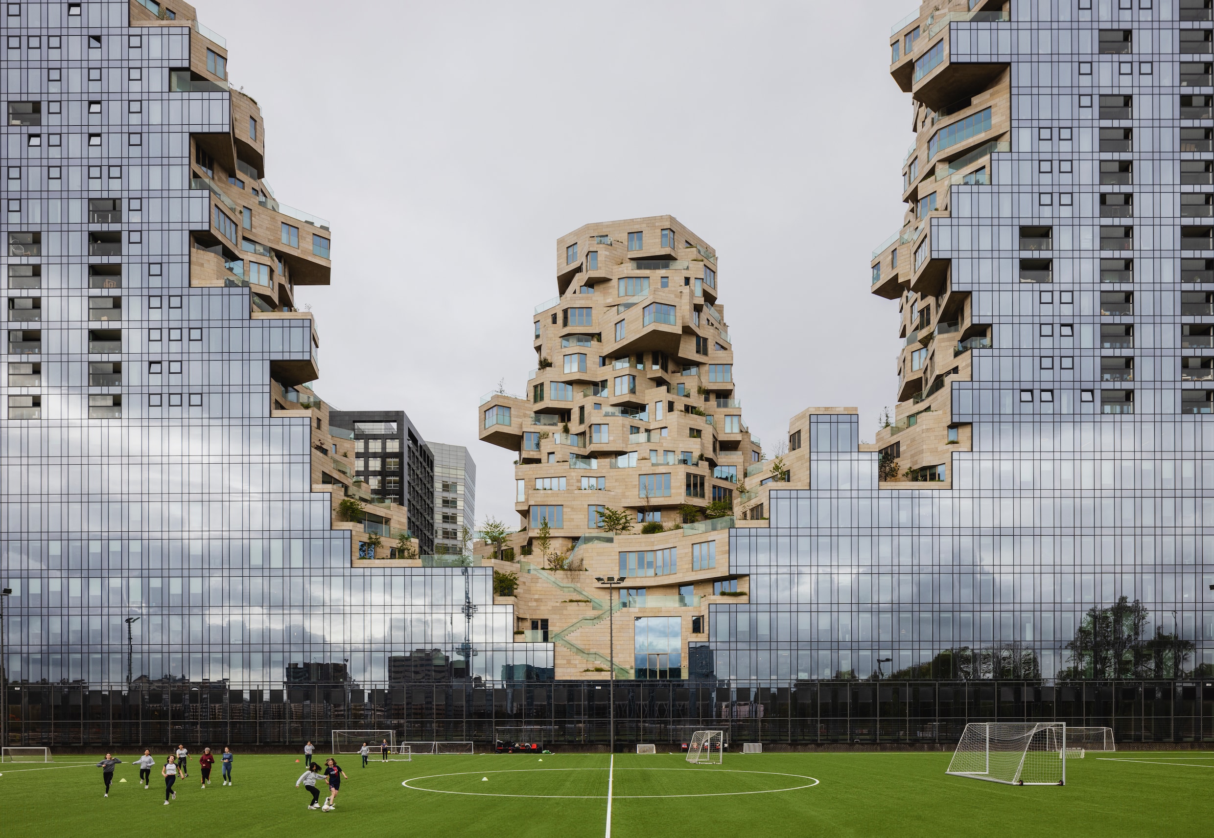 Wie wonen er in de Valley, die opvallende torens op de Zuidas? ‘Alsof heel Amsterdam-Zuid in één ...