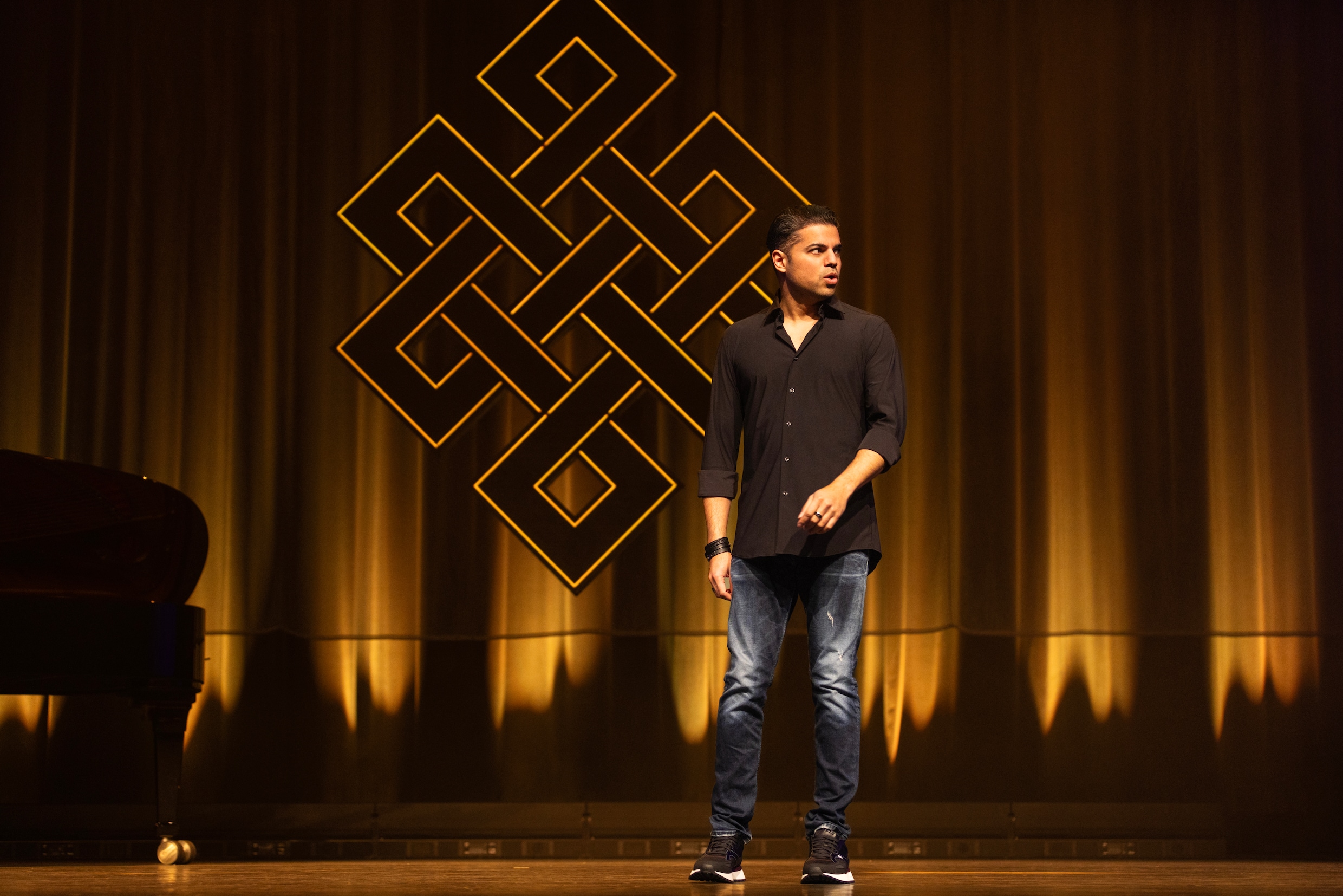 In de vermakelijke voorstelling ‘Karma’ legt cabaretier Rayen Panday zijn eigen handelen langs ...