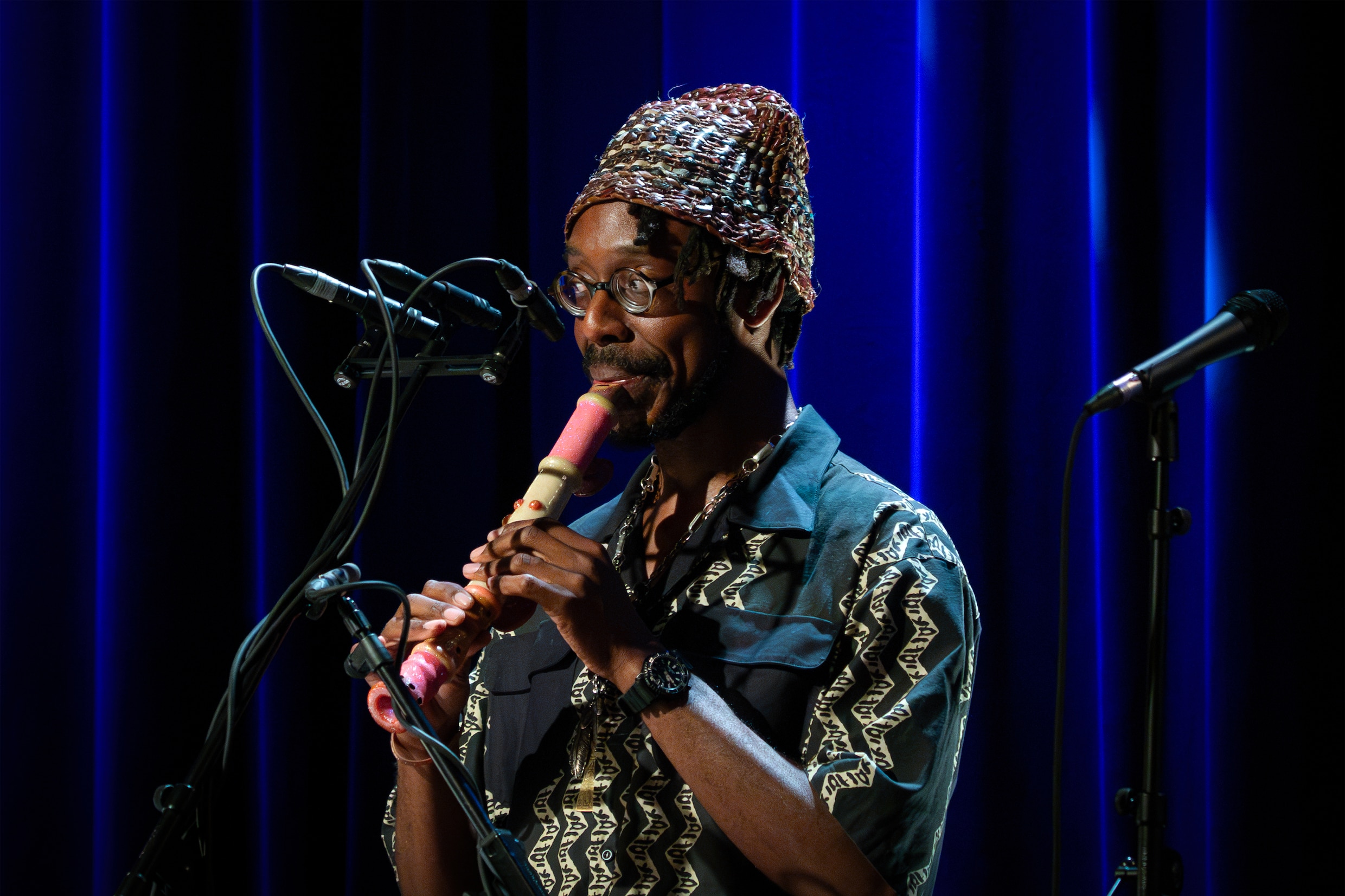 Shabaka Hutchings speelt geen tenorsaxofoon meer, maar fluit. Dat ...