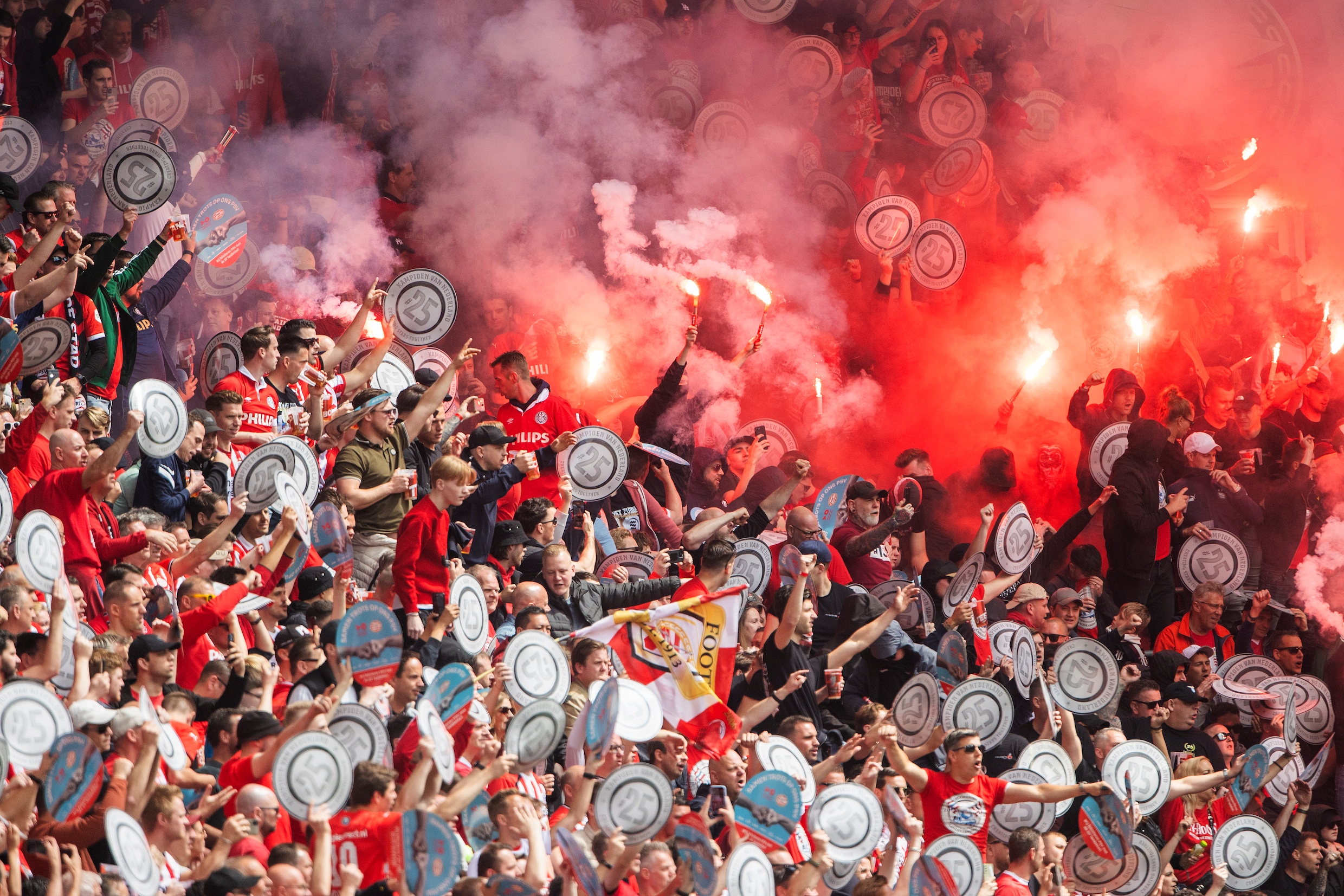 PSV is een landskampioen om te zoenen, na enige stress tegen Sparta is ...