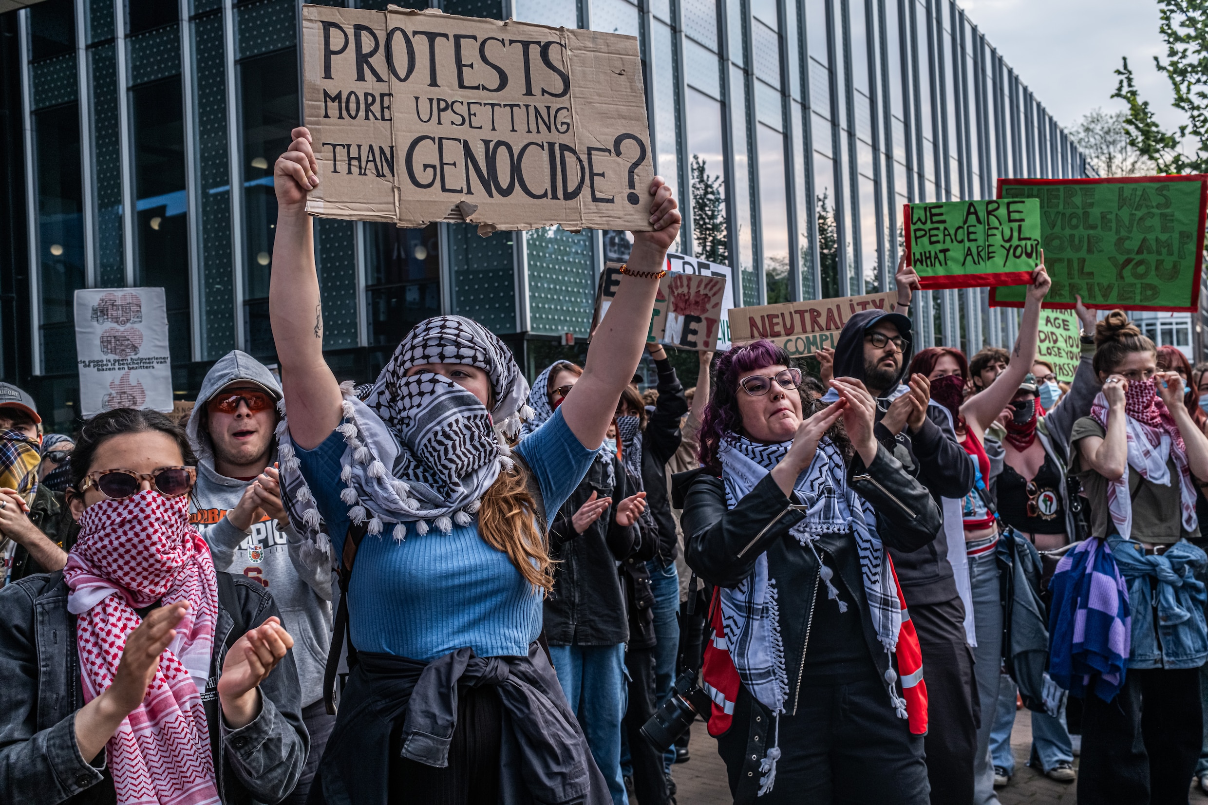 Universiteit en overheid, wees trots op betogende studenten | de Volkskrant