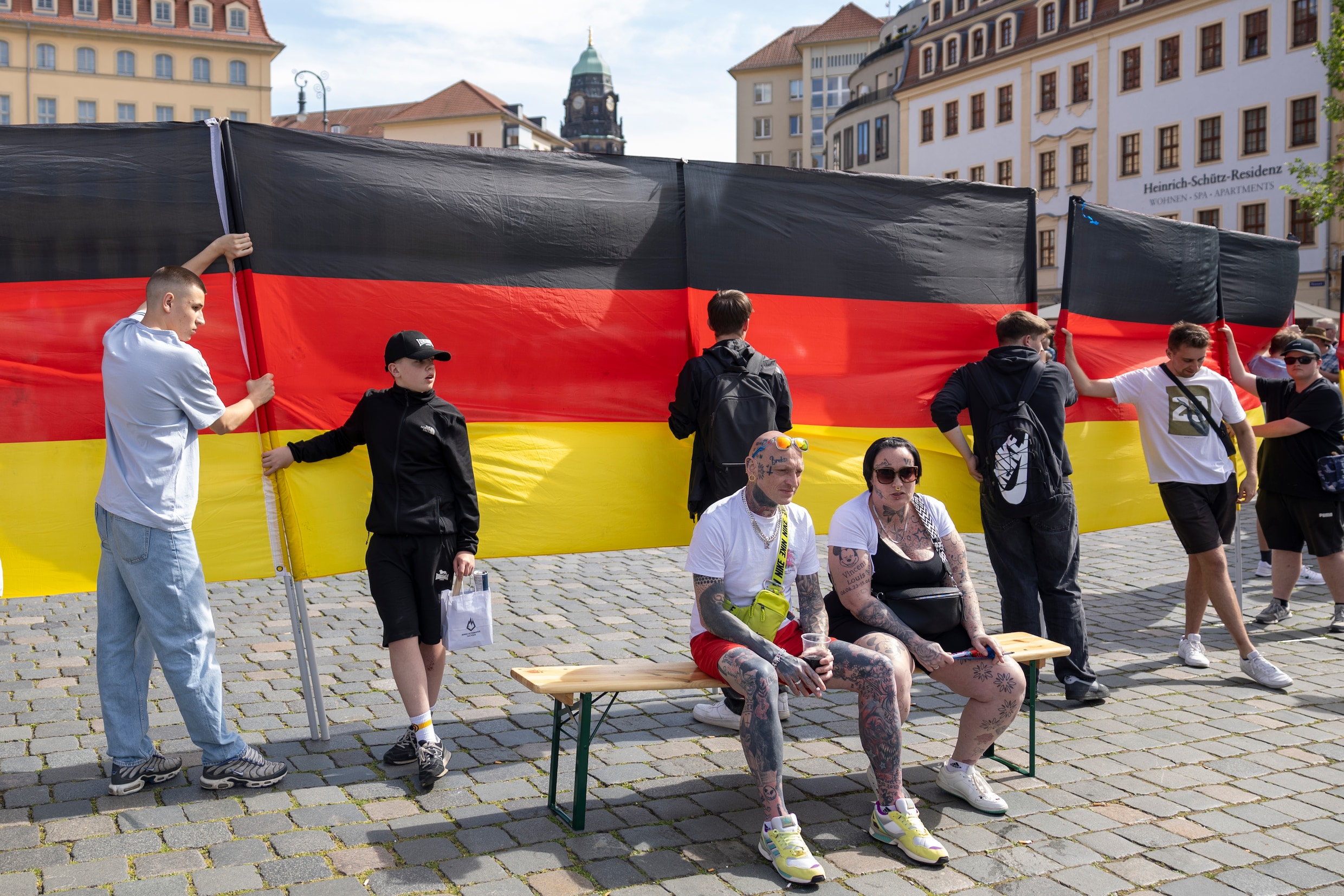 Duitse democratie kraakt in al haar voegen, en daar maakt radicaal-rechts met succes gebruik van ...