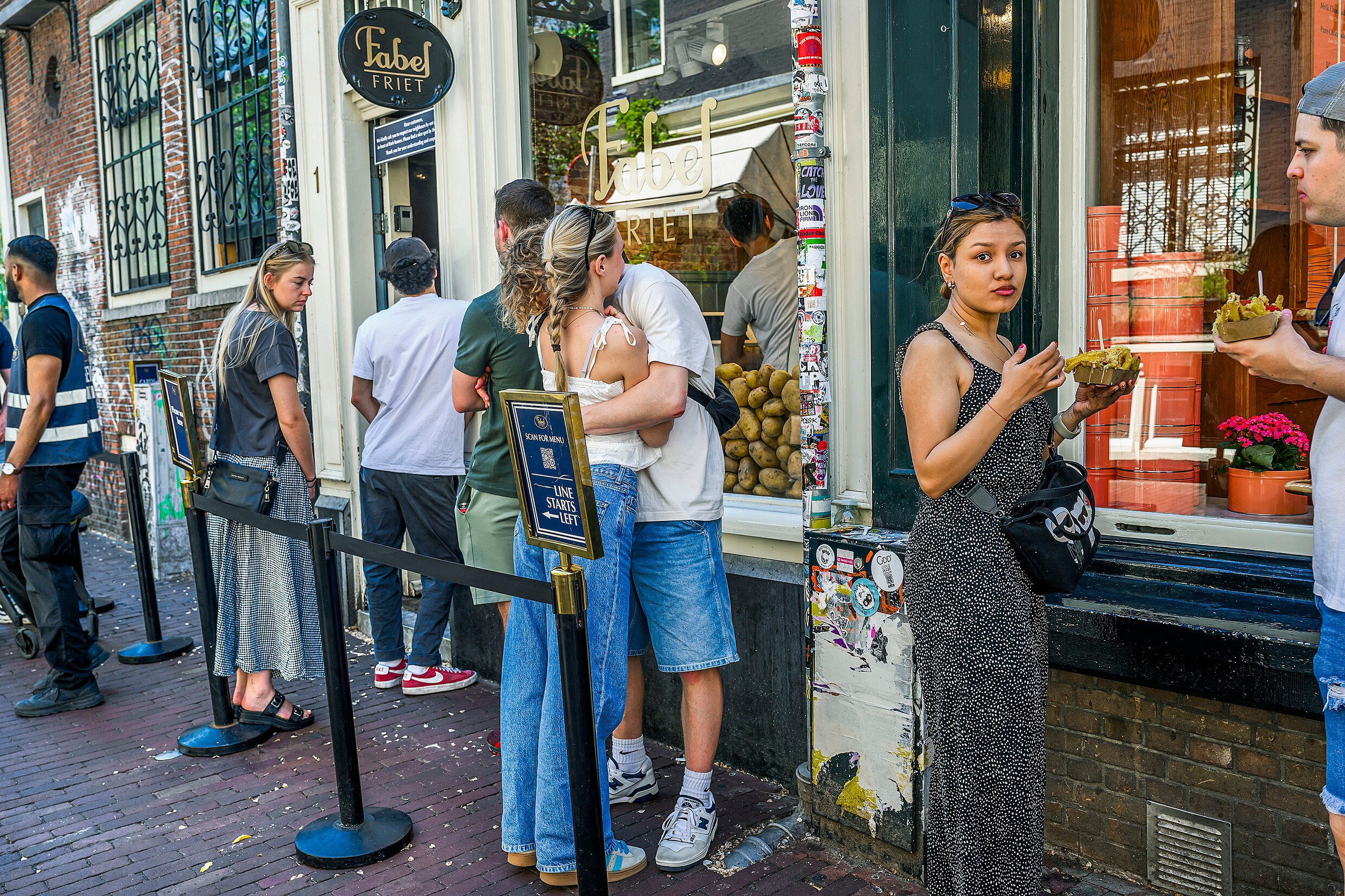 De TikTokrij voor een Amsterdamse frietzaak mag voorlopig blijven staan ...