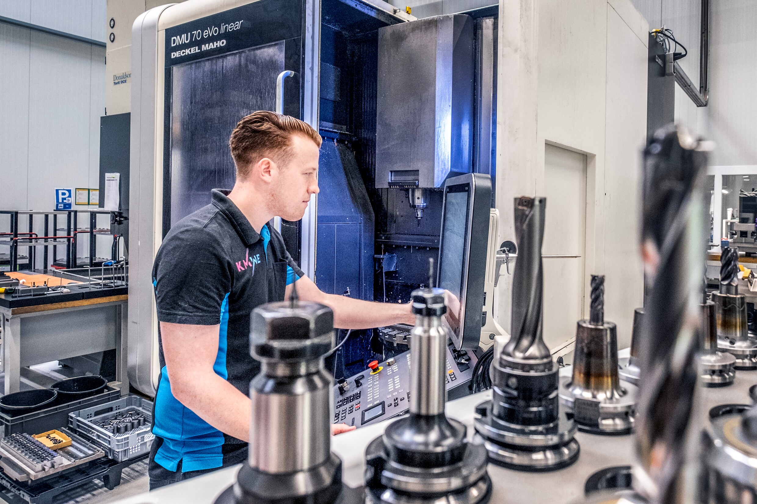 Bij KMWE in Eindhoven beeldhouwen robotarmen onderdelen voor de ...