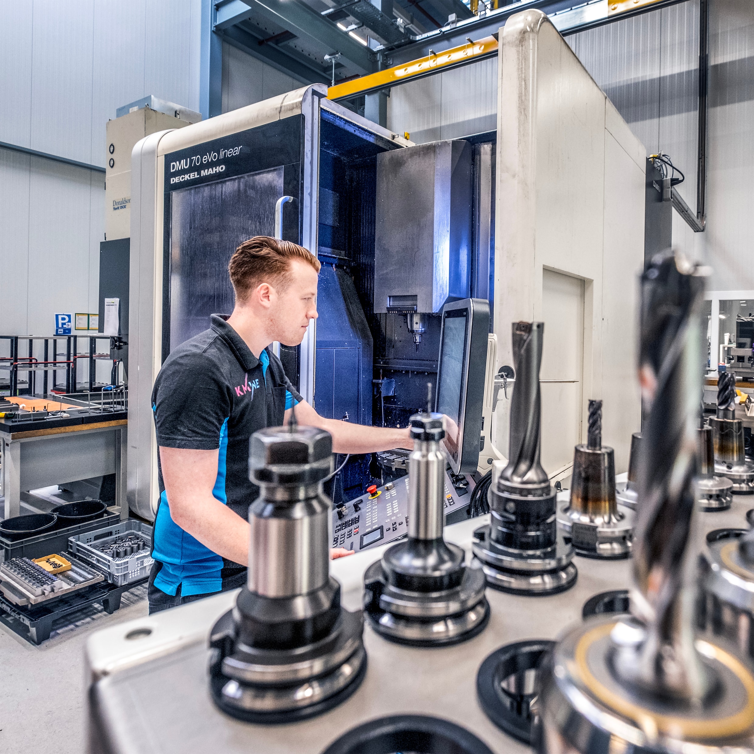 Bij KMWE in Eindhoven beeldhouwen robotarmen onderdelen voor de ...