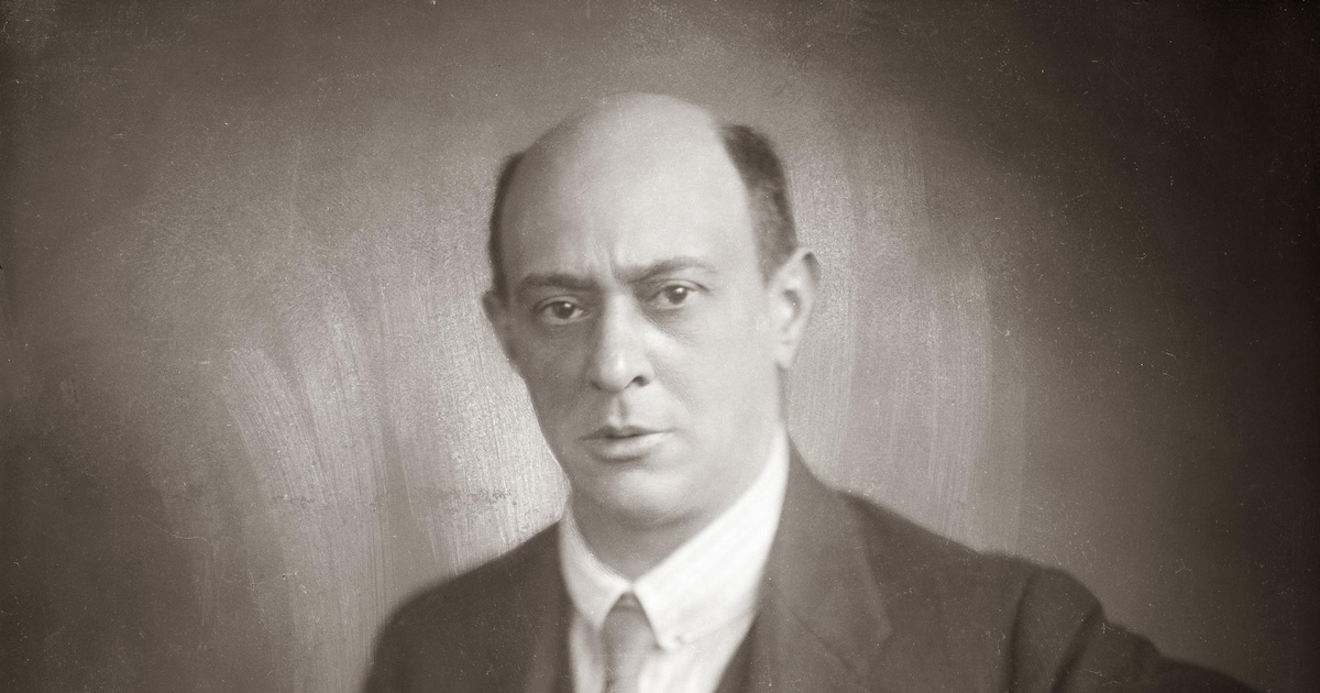 Arnold Schönberg wil een sigaret opsteken | de Volkskrant