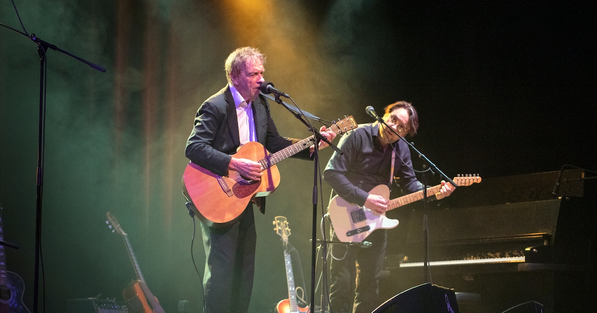 In zijn heerlijke ‘Nachtcafé’ neemt Alex Roeka melancholisch het leven ...